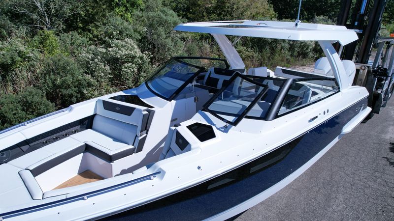 2024 Cobalt R35 Outboard Bowrider for sale - YachtWorld