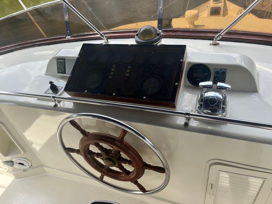 1986 Marine Trader Med Yacht Cockpit Pilothouse Motorjachten en ...