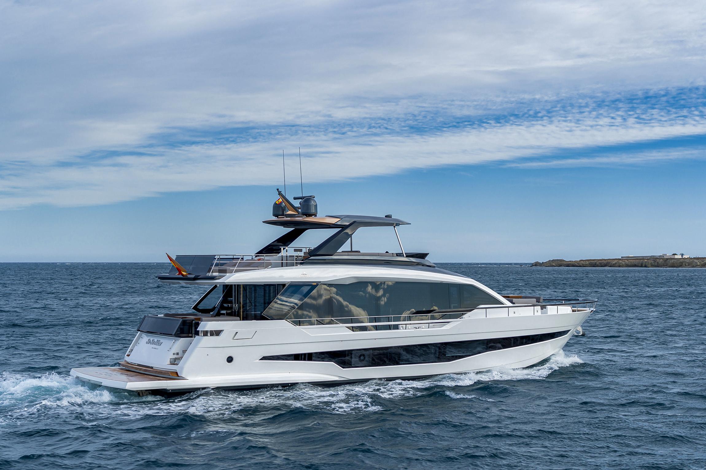 Nieuw 2024 Astondoa AS8 - Venezia | YachtFocus