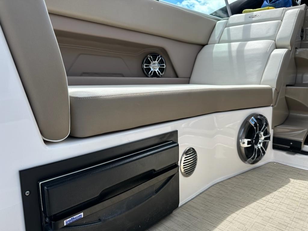 2017 Regal 28 Express Express Cruiser for sale - YachtWorld