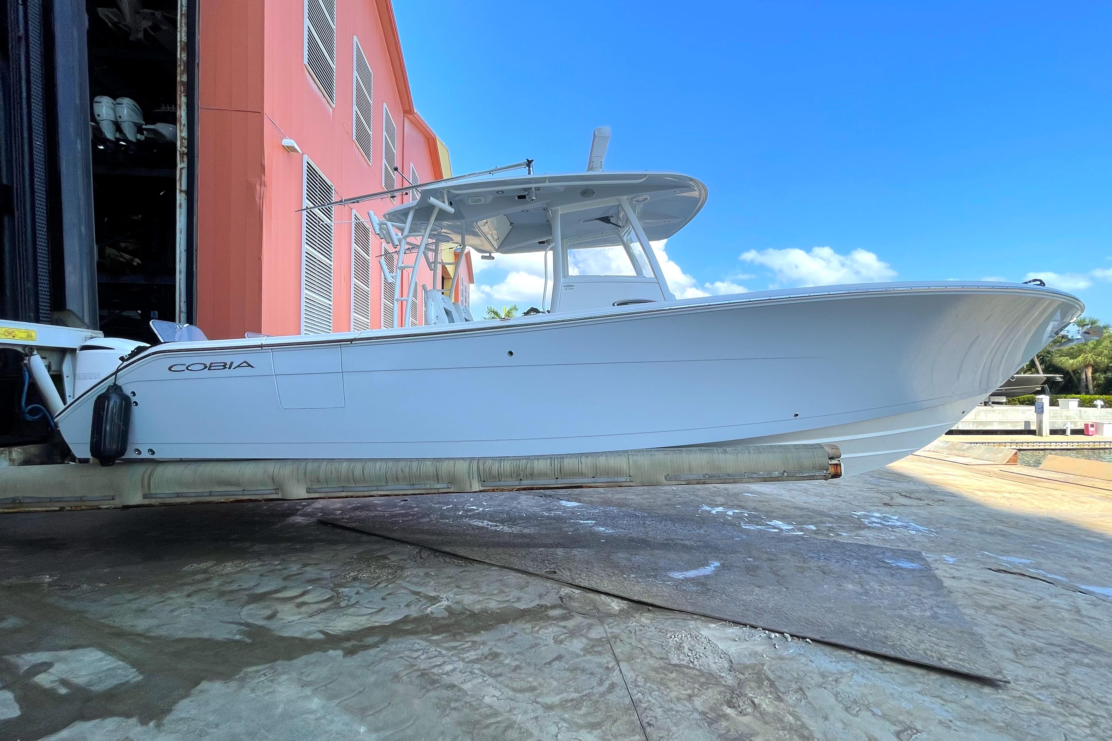 2019 Cobia 320 CC Centre Console for sale - YachtWorld