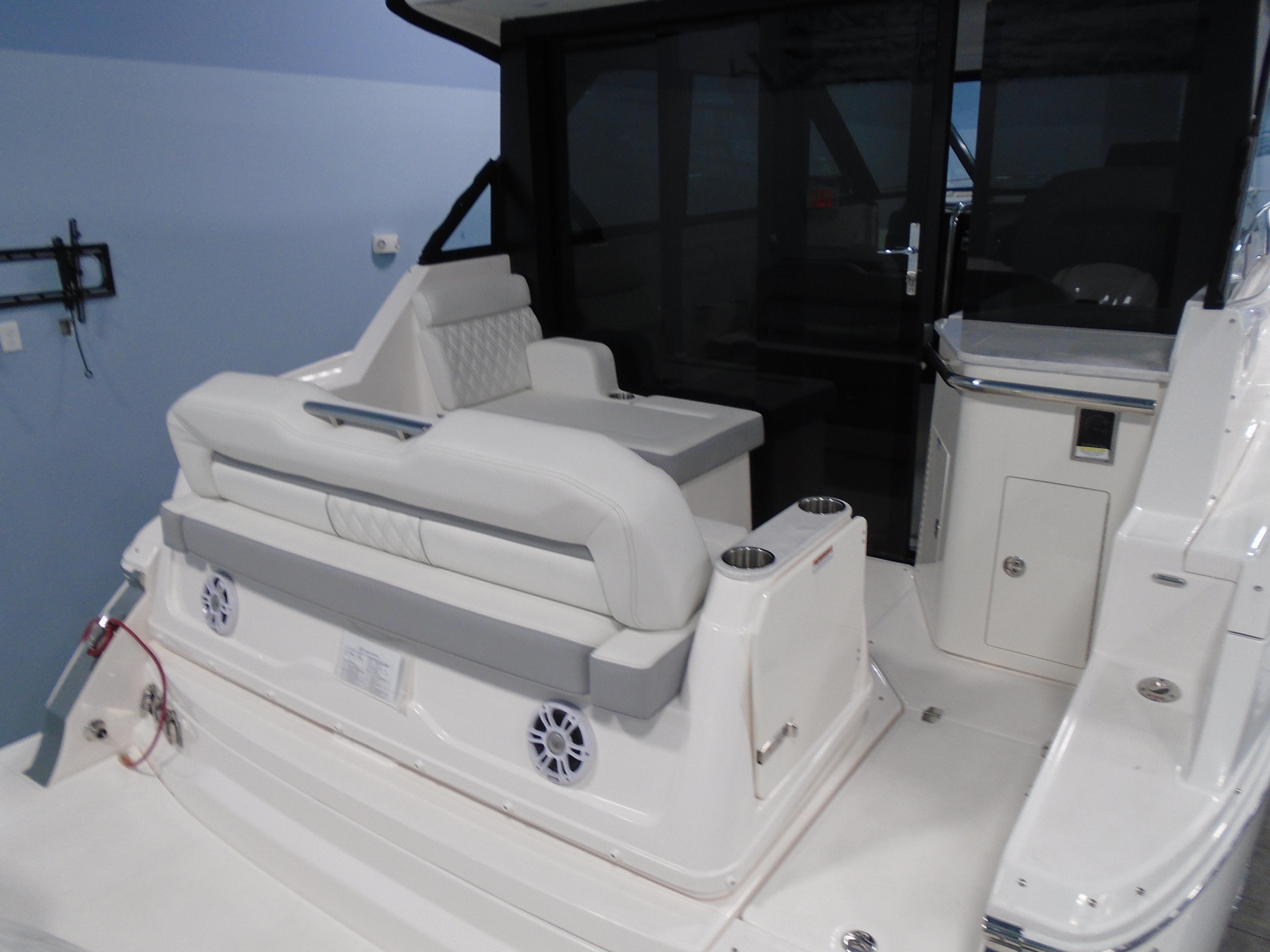 2024 Regal 36 XO Motoryachten Kaufen - YachtWorld