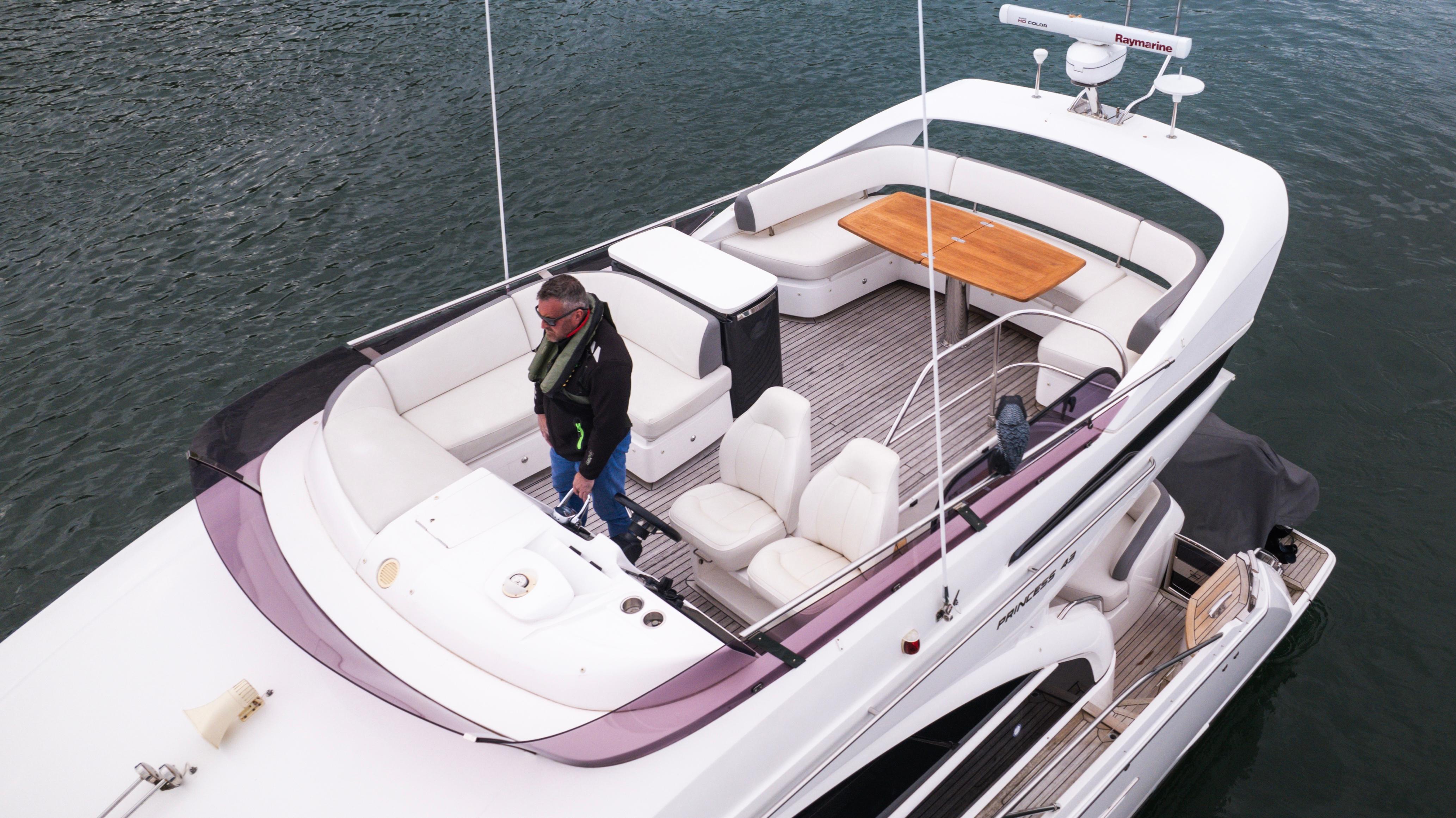 2017 Princess 43 Yläohjaamo myytävät - YachtWorld