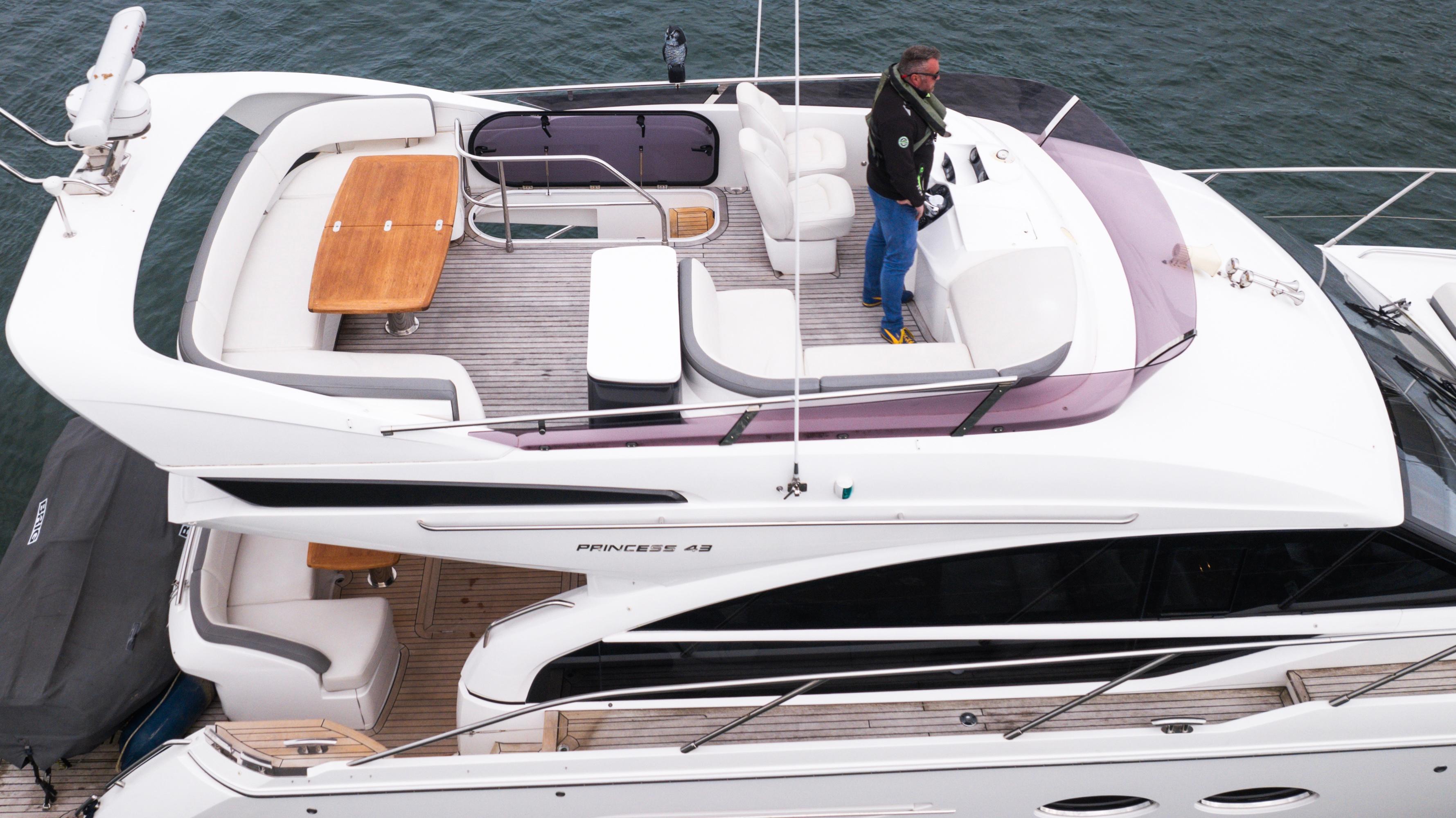 2017 Princess 43 Yläohjaamo myytävät - YachtWorld