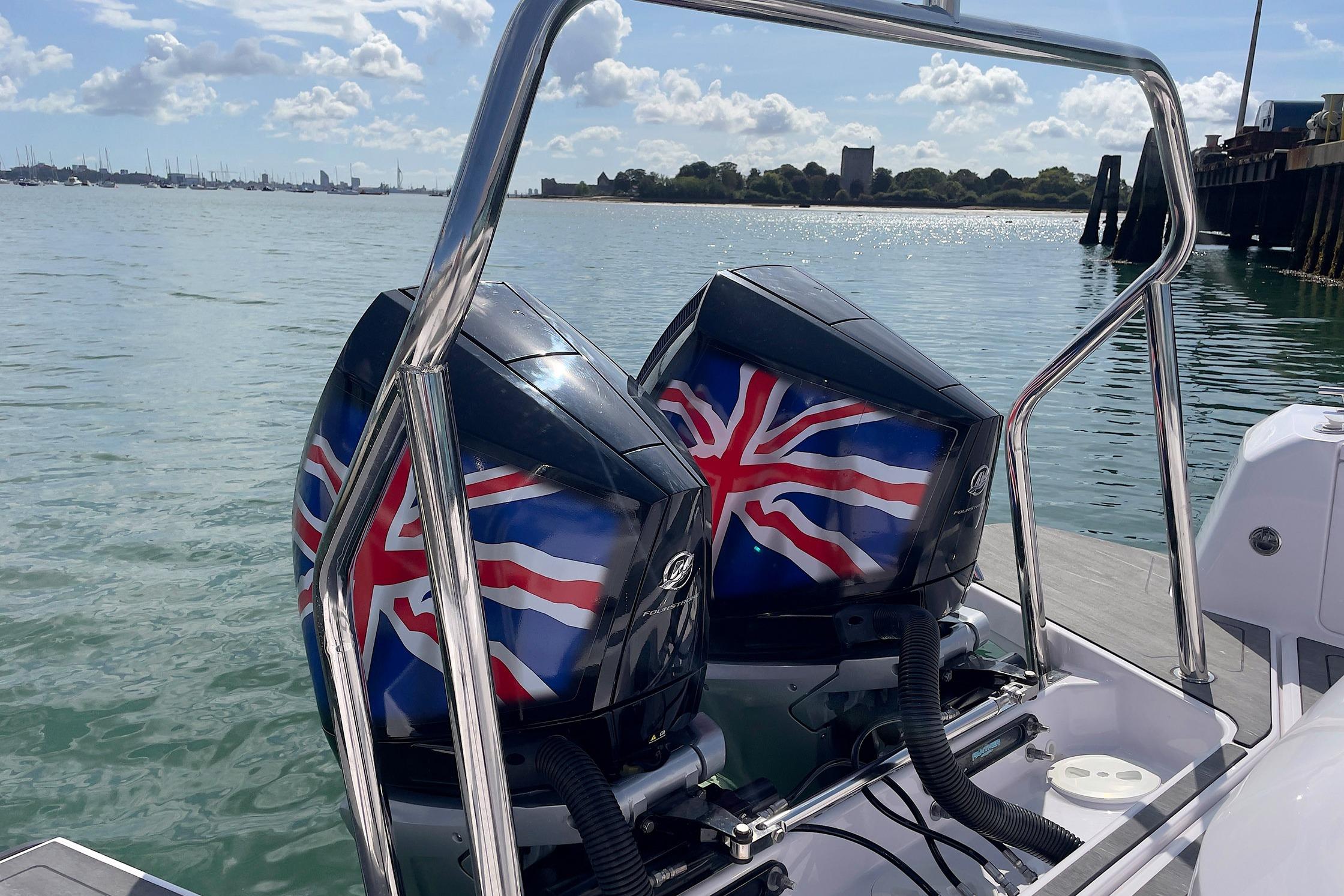 Neu 2022 Axopar 37 XC Cross Cabin - Hampshire | YachtFocus