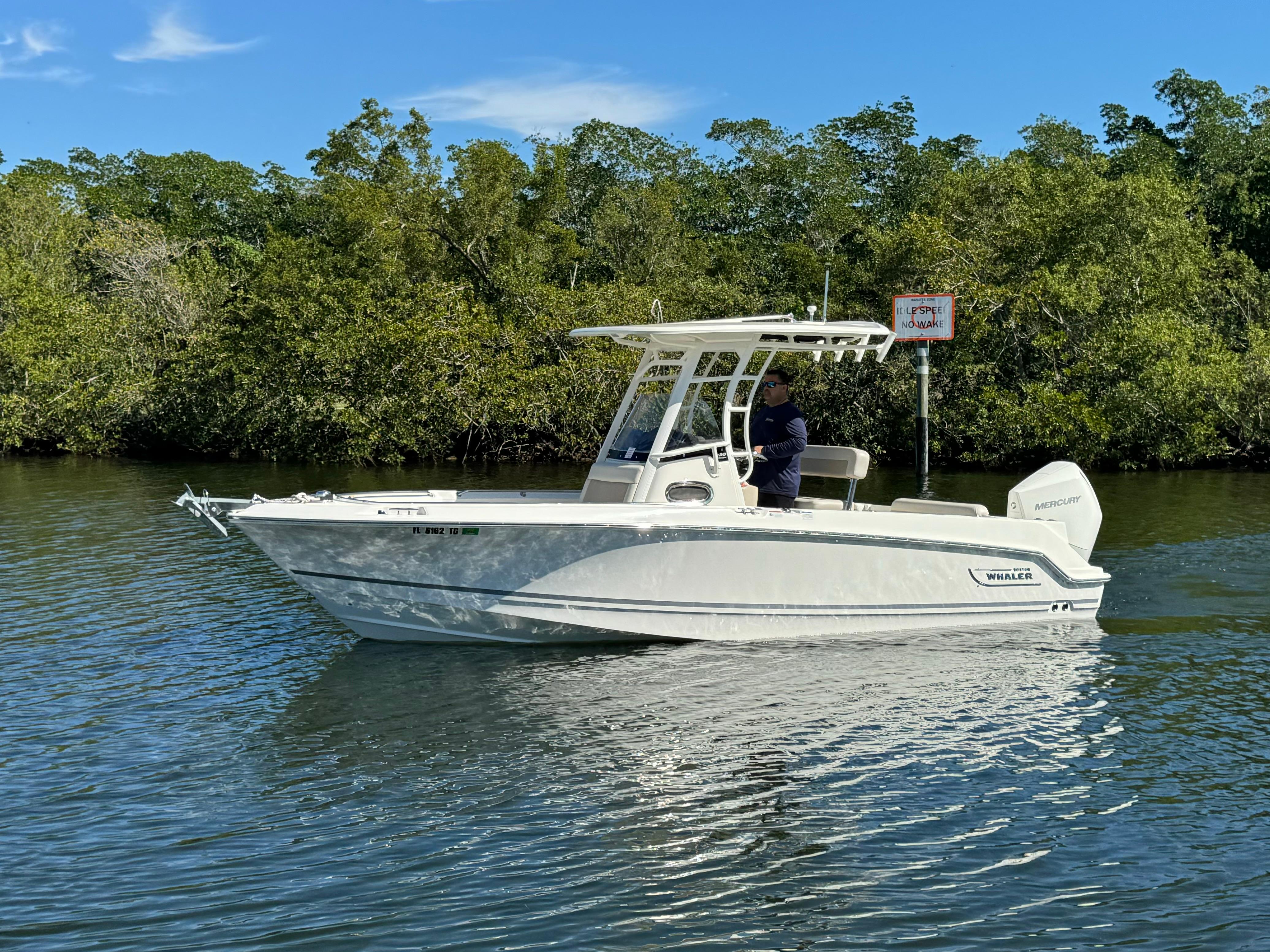 2022 Boston Whaler 230 Outrage Center Console Boote Kaufen - YachtWorld