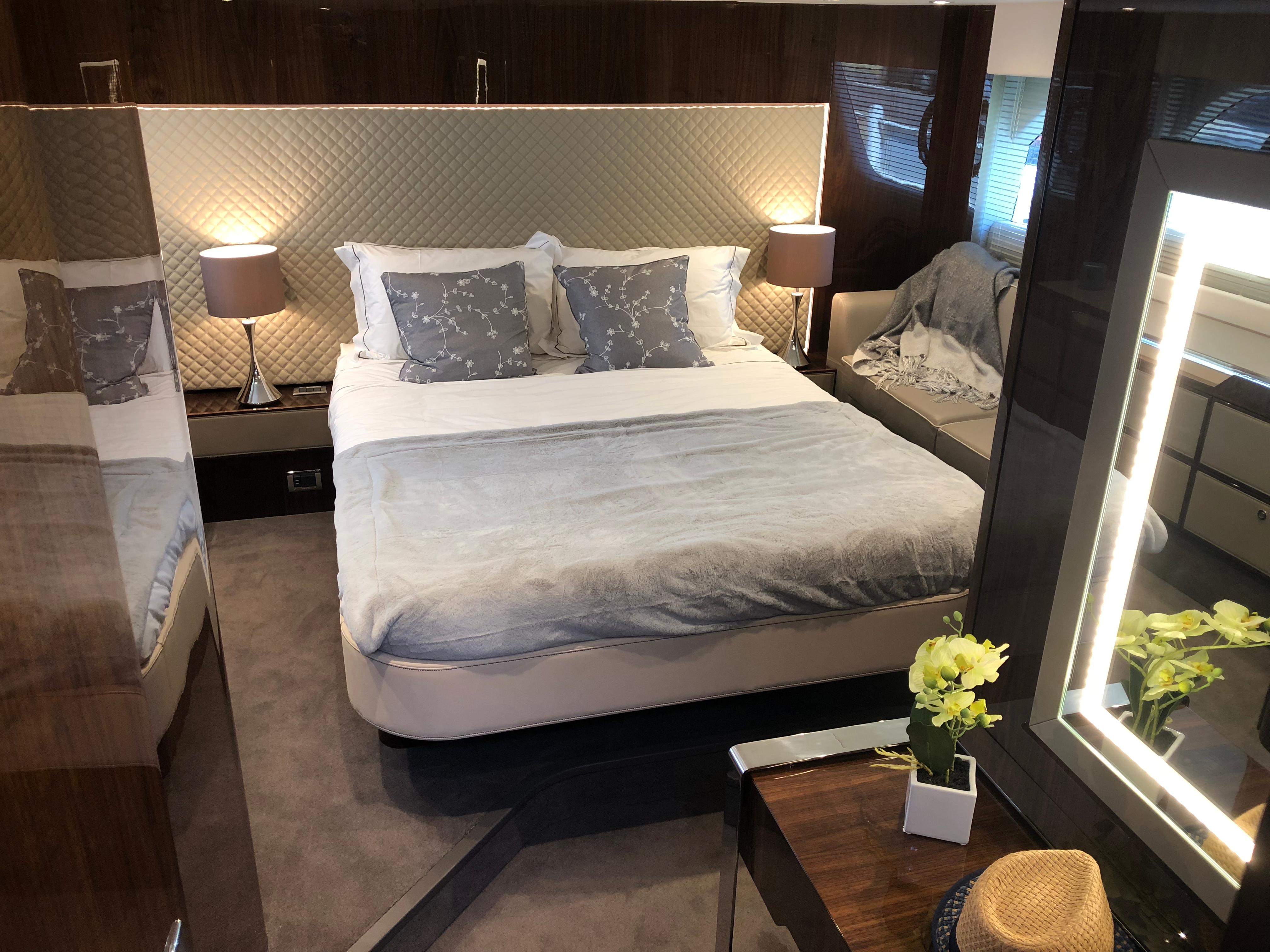 2018 Fairline Squadron 53 Flybridge for sale - YachtWorld