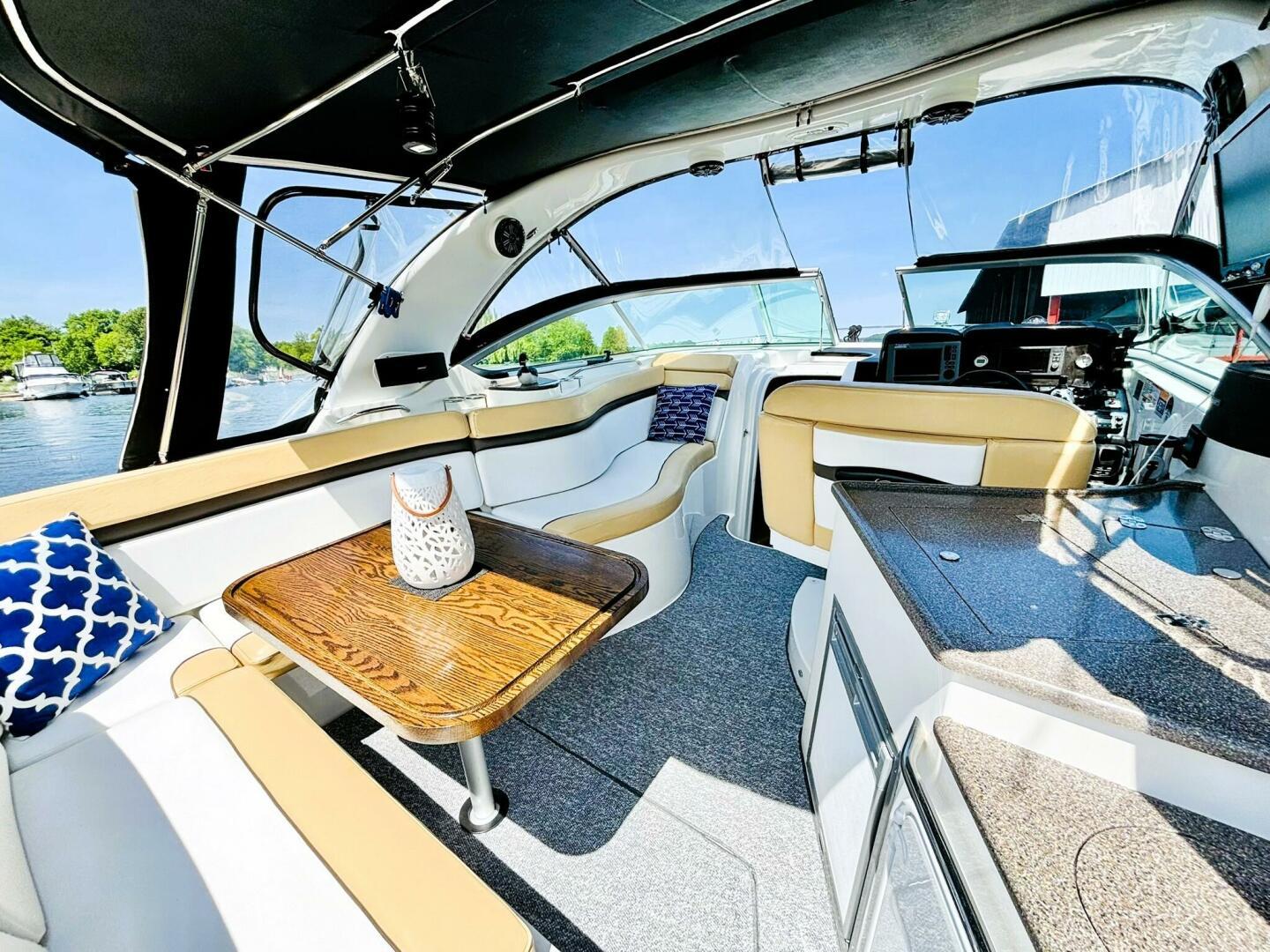 2012 Rinker Fiesta Vee 310 Ekspresscruiser til salgs- YachtWorld