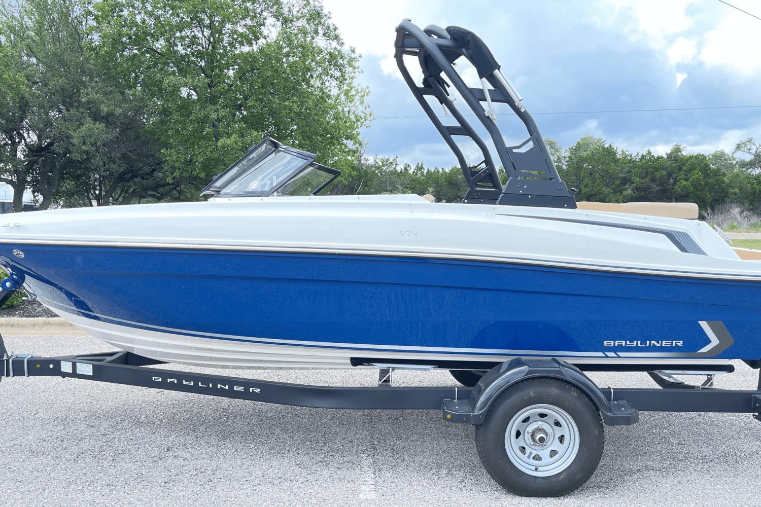 2023 Bayliner VR4 BOWRIDER Runabout-Boot Kaufen - YachtWorld