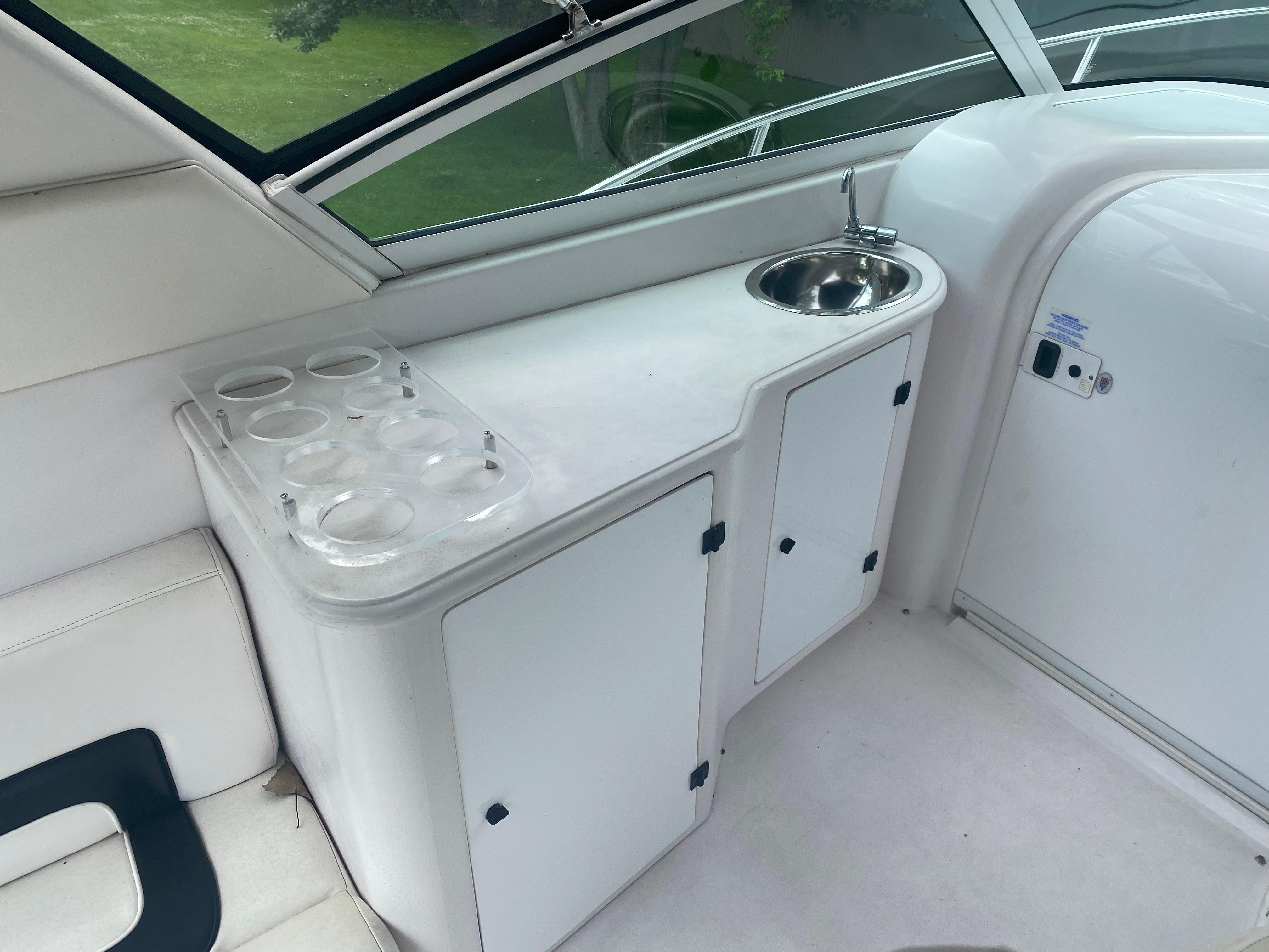 1998 Donzi 3250 Express Cruiser for sale - YachtWorld