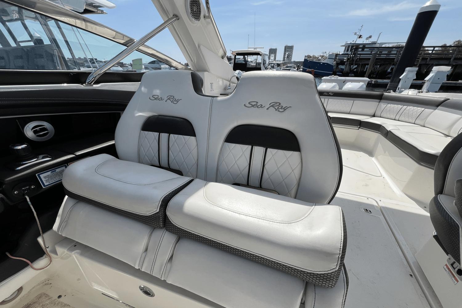 2017 Sea Ray SLX 350 OB Bowrider for sale - YachtWorld