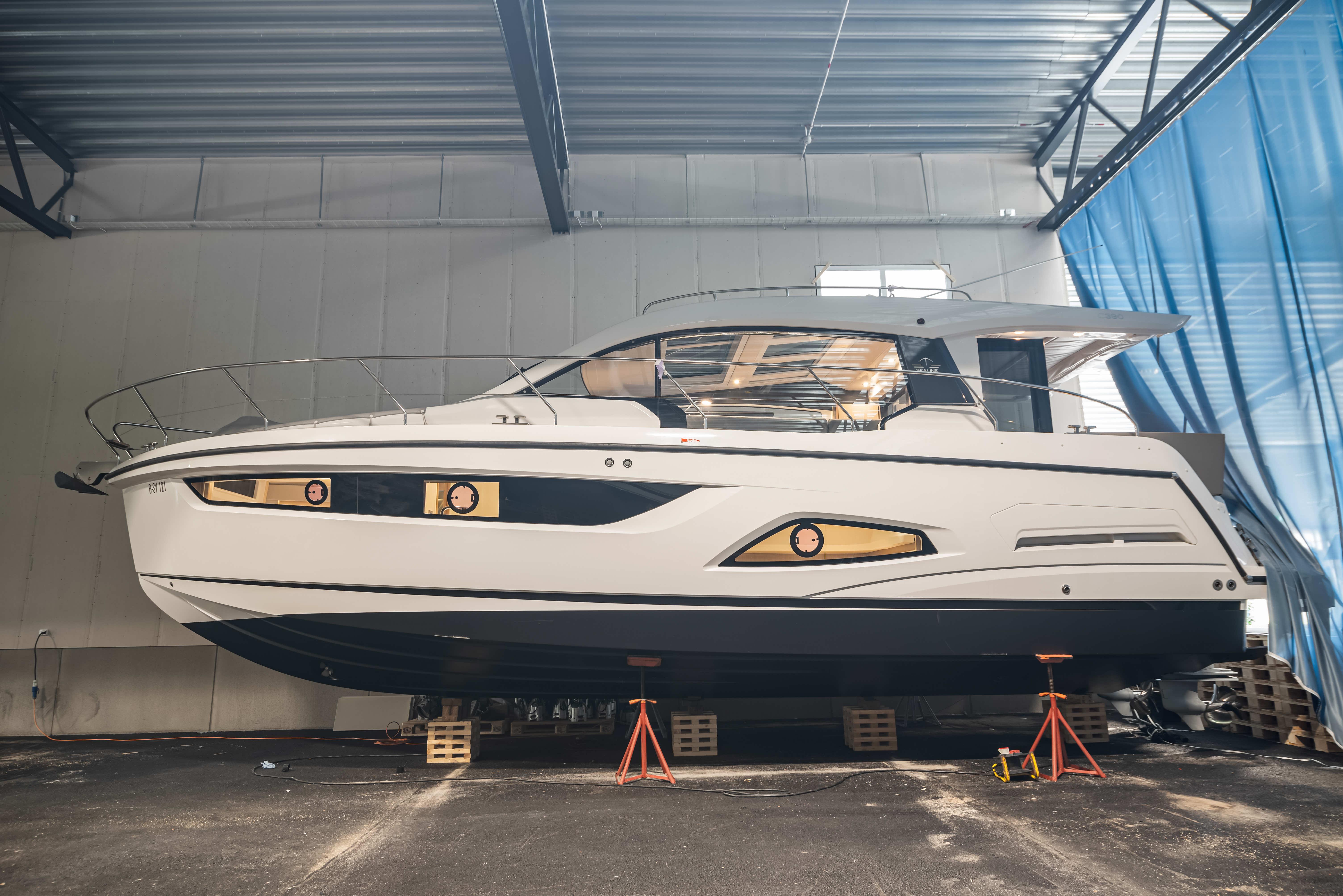 Sealine C390 | 12m | 2020 | Boats and Outboards
