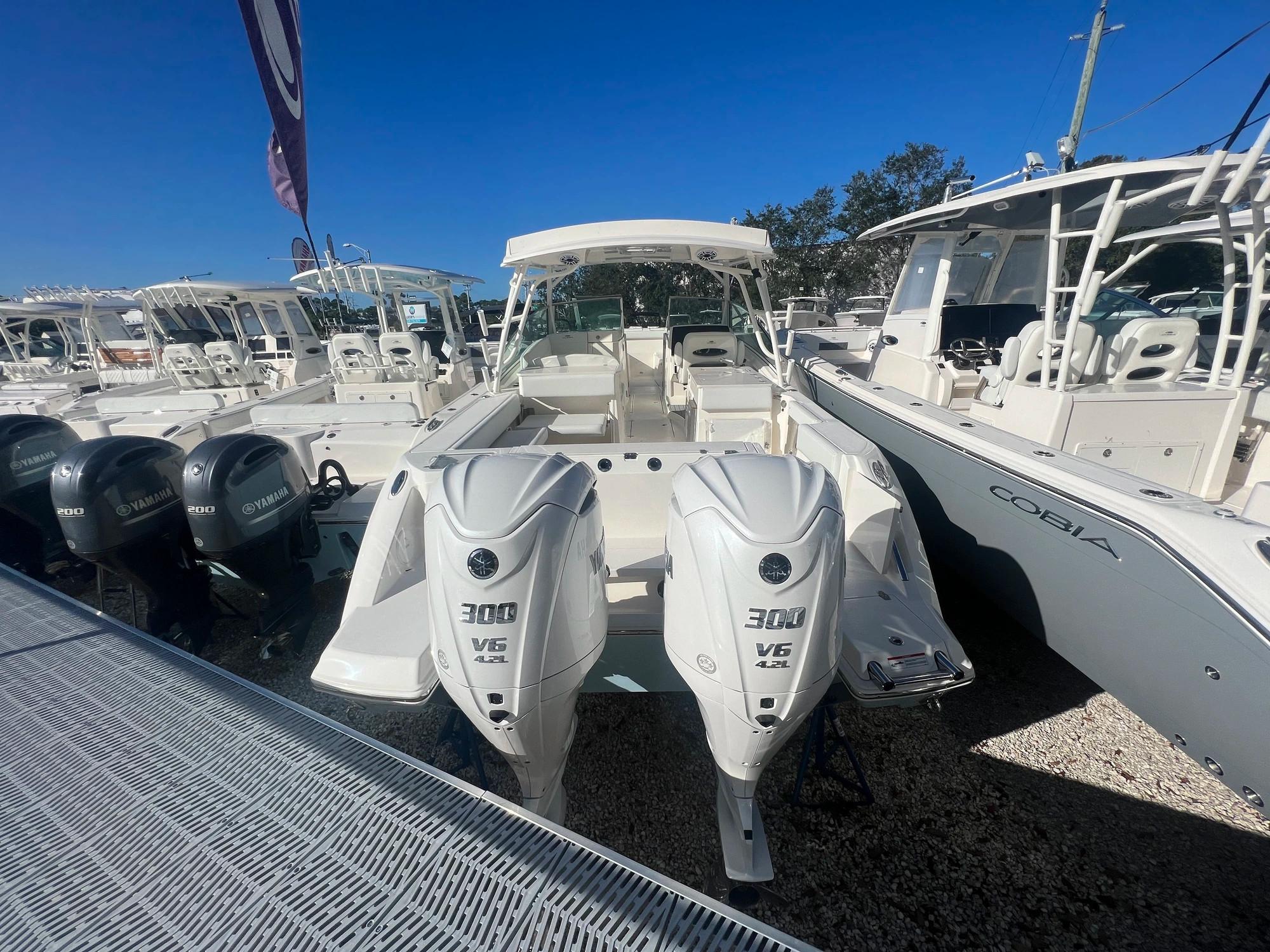 2024 Cobia 330 DC Dual Console til salgs- YachtWorld