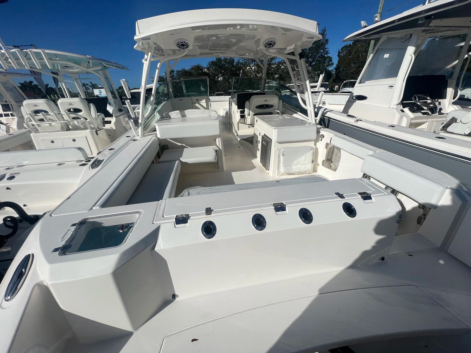 2024 Cobia 330 DC Dual Console til salgs- YachtWorld