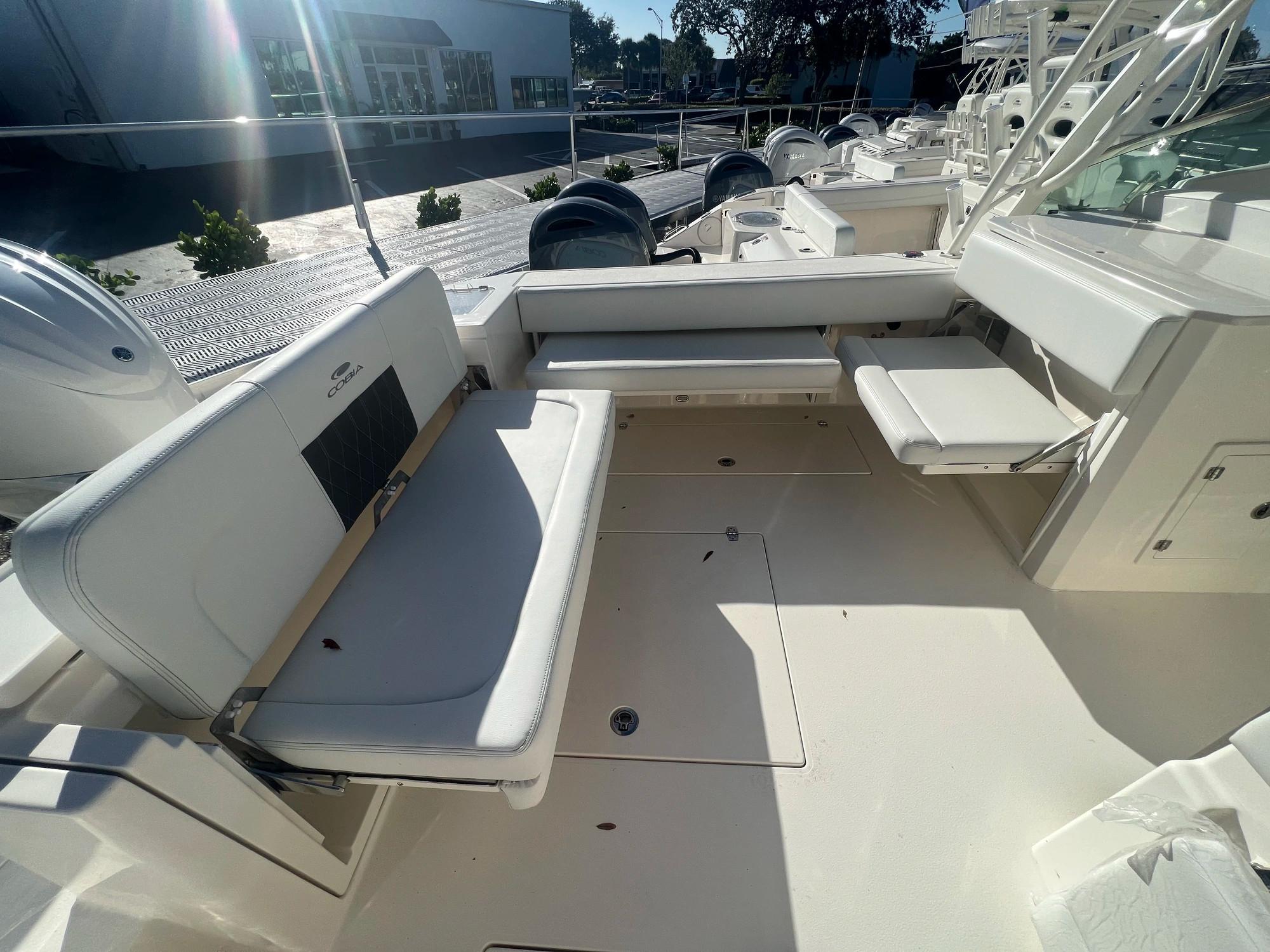 2024 Cobia 330 DC Dual Console til salgs- YachtWorld