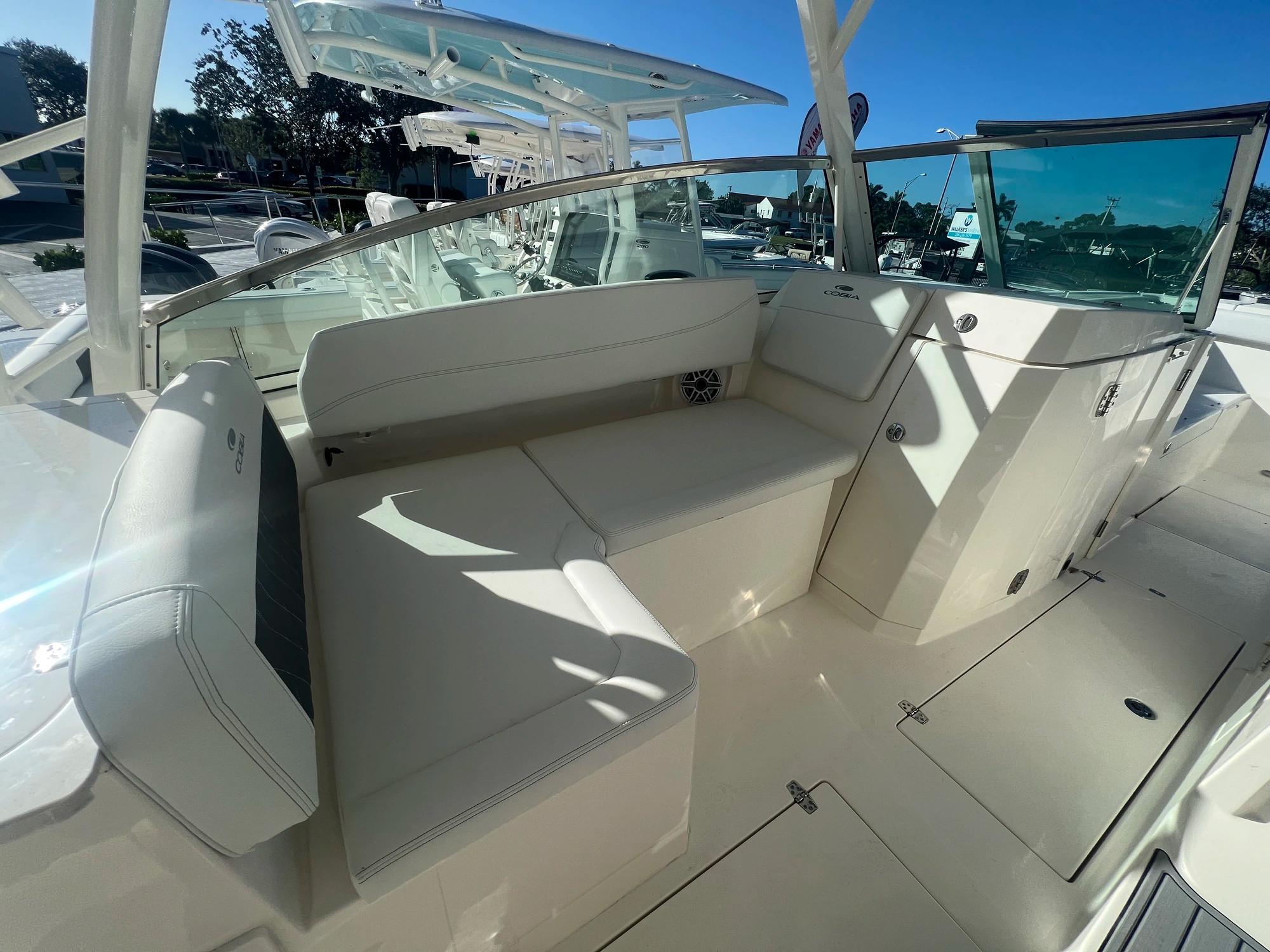 2024 Cobia 330 DC Dual Console til salgs- YachtWorld