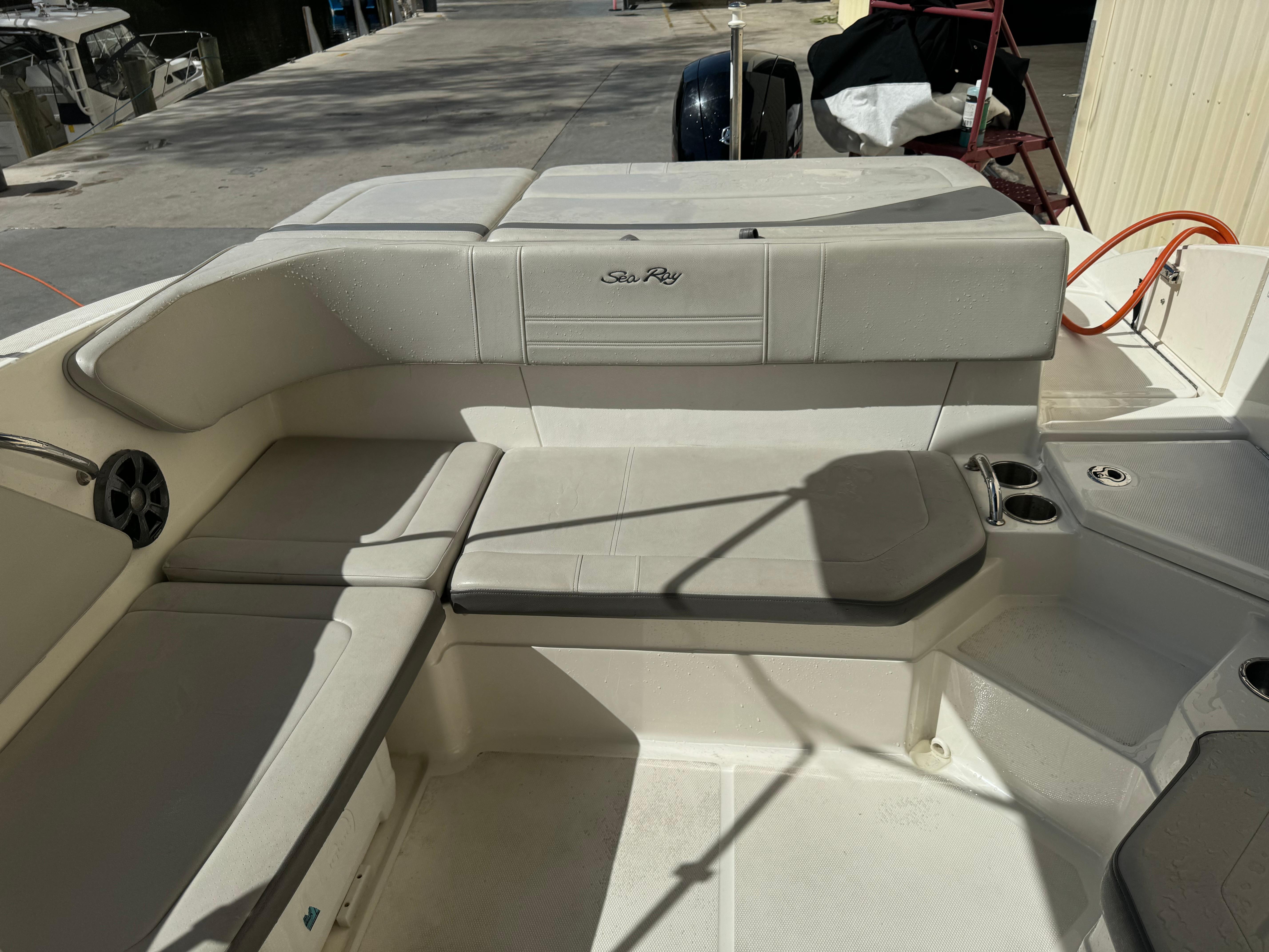 2020 Sea Ray SPX 210 OB Bowrider for sale - YachtWorld