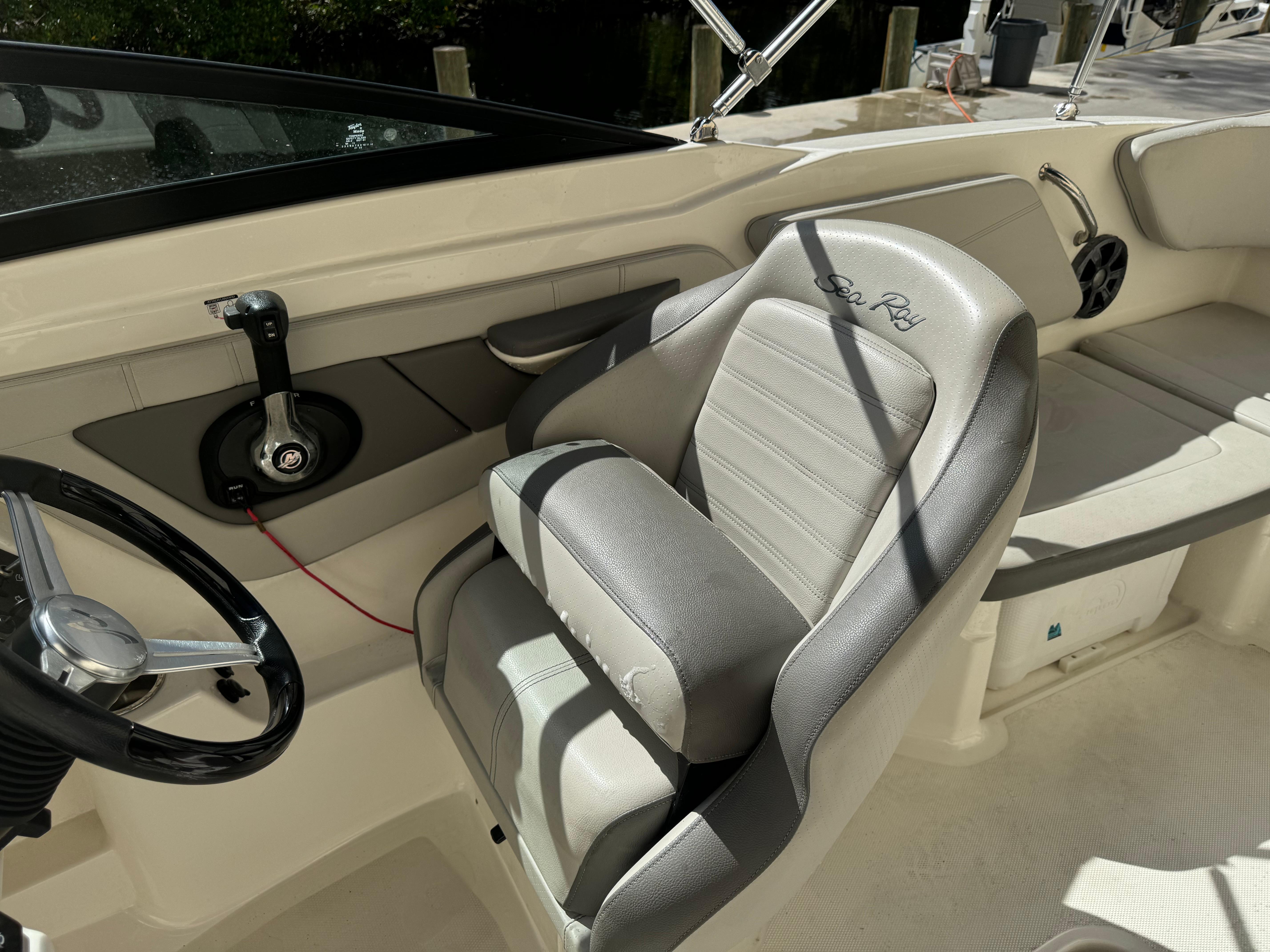 2020 Sea Ray SPX 210 OB Bowrider for sale - YachtWorld