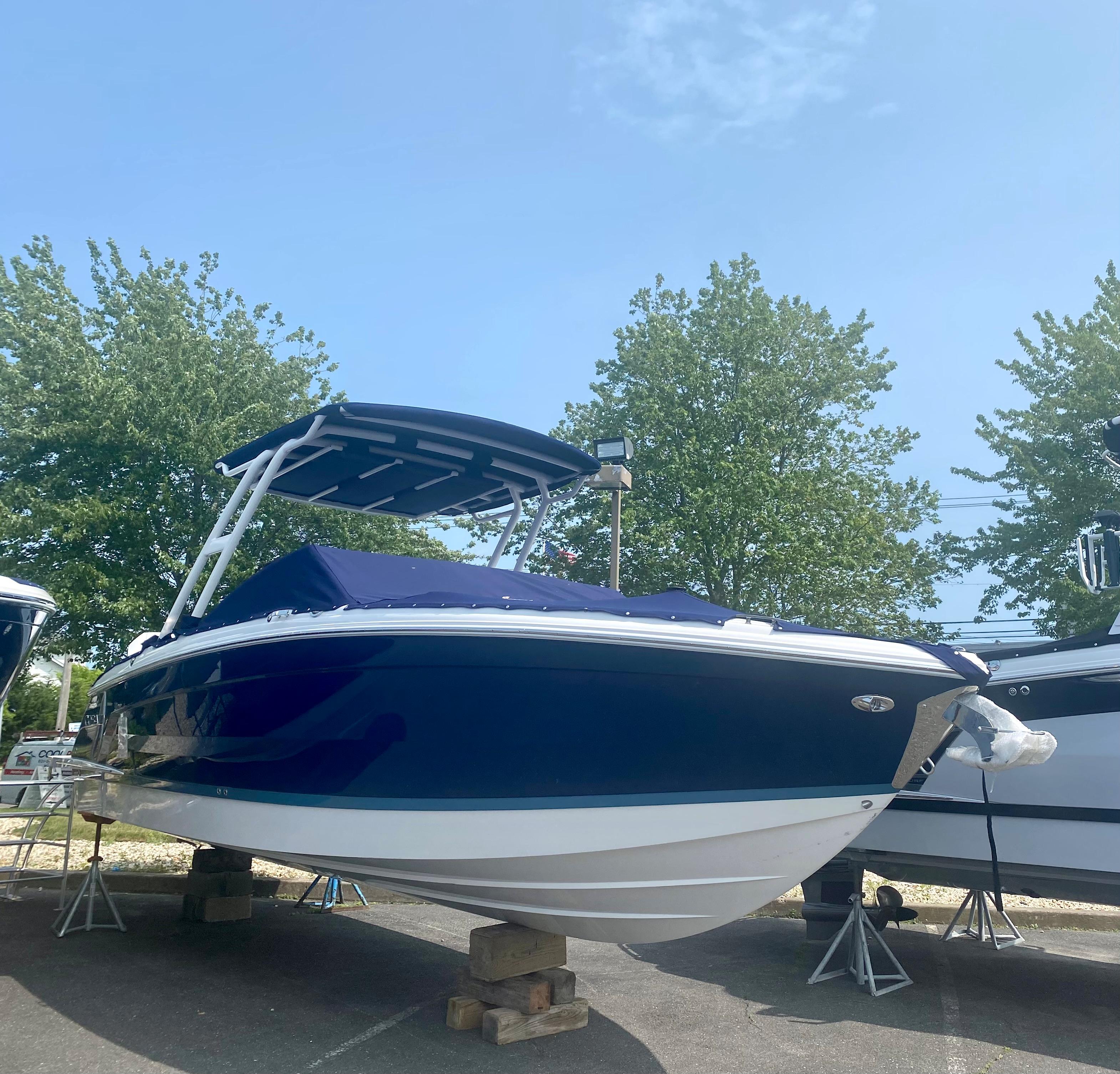 2023 Cobalt R8 Outboard Bowrider til salgs- YachtWorld