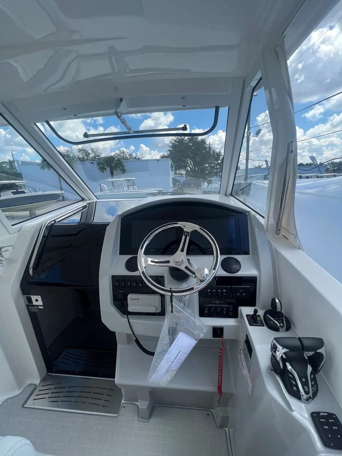 2024 Regal 33 SAV Cruiser for sale - YachtWorld