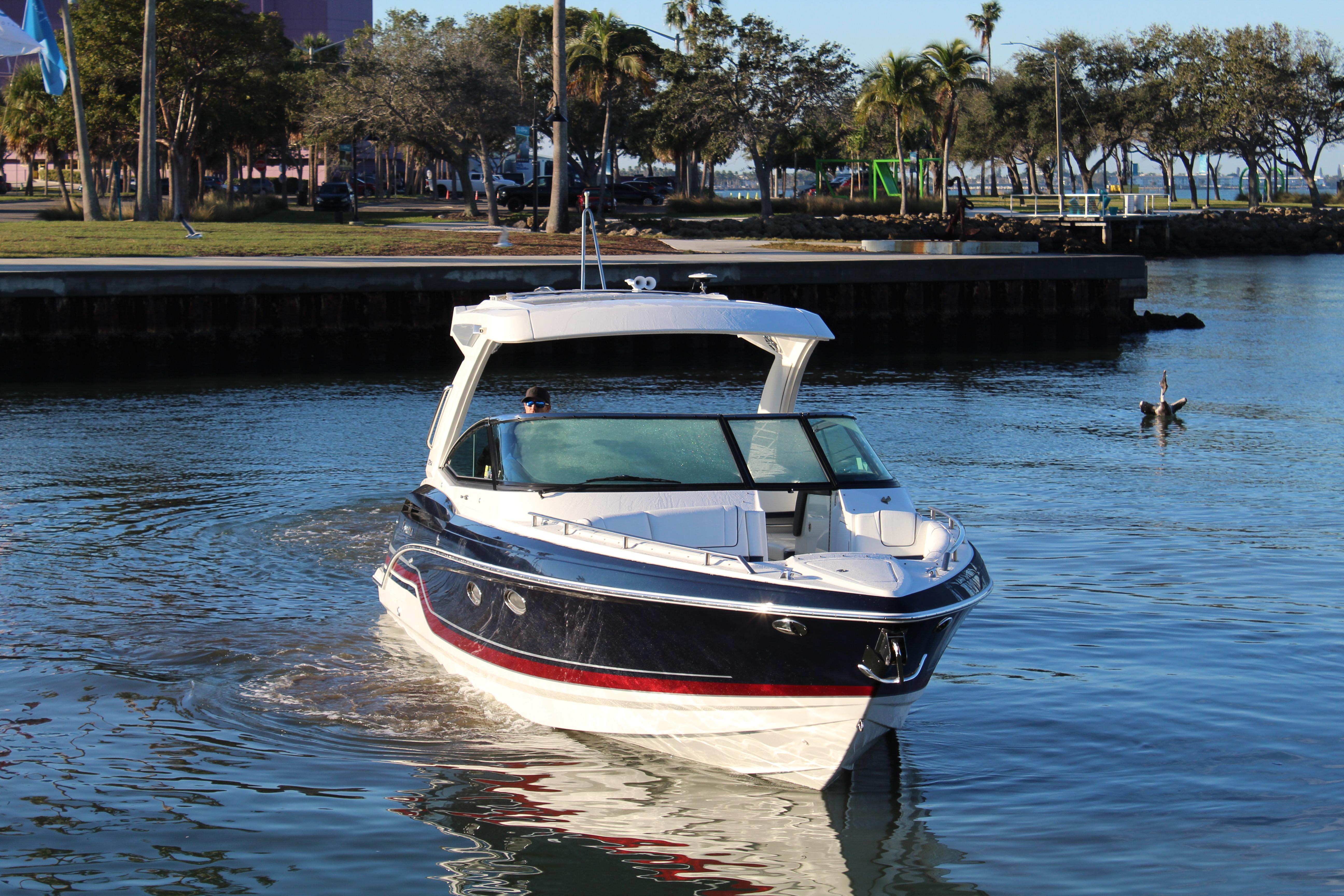 2021 Formula 330 Crossover Bowrider Express Cruiser for sale - YachtWorld