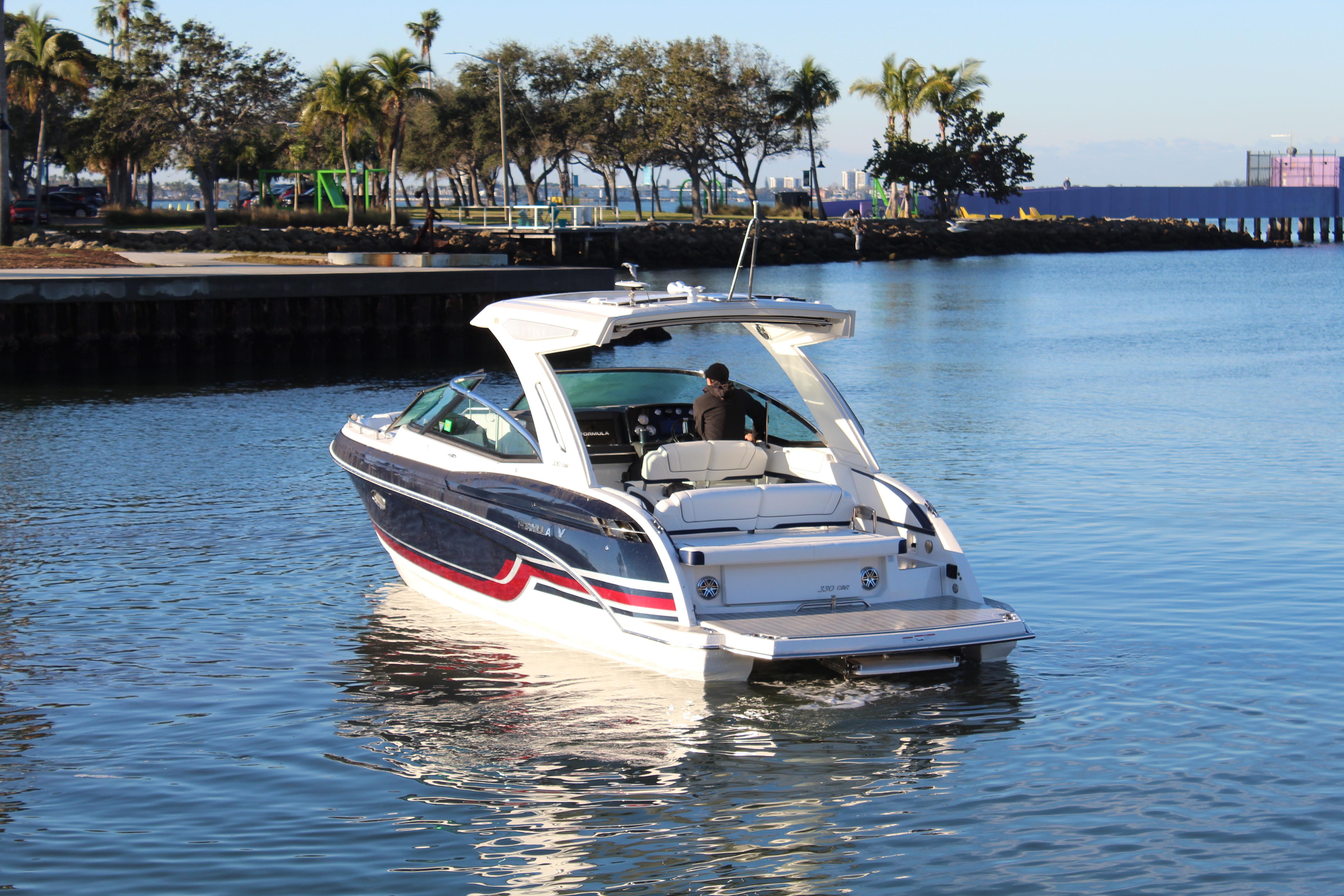 2021 Formula 330 Crossover Bowrider Express Cruiser for sale - YachtWorld