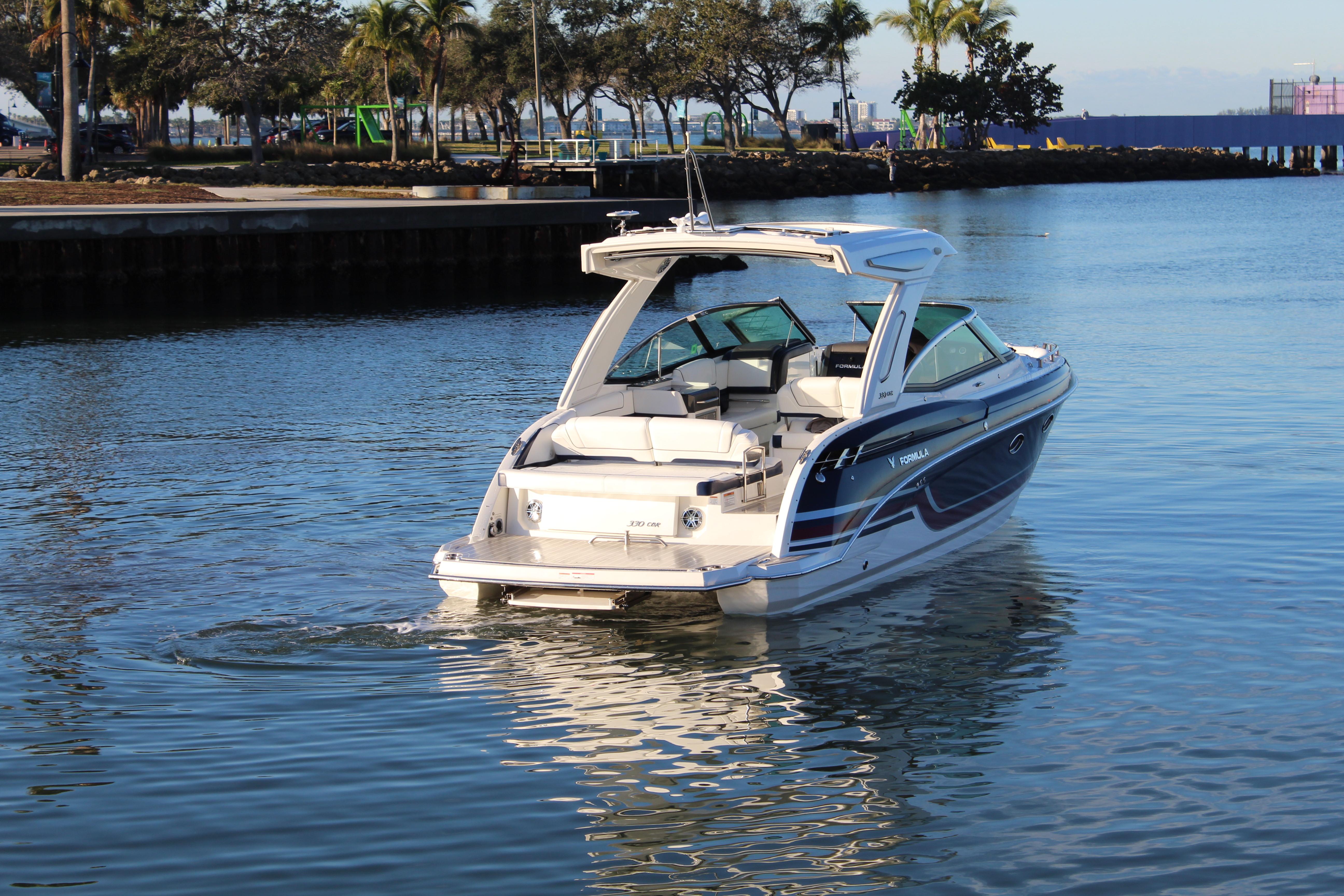 2021 Formula 330 Crossover Bowrider Express Cruiser for sale - YachtWorld