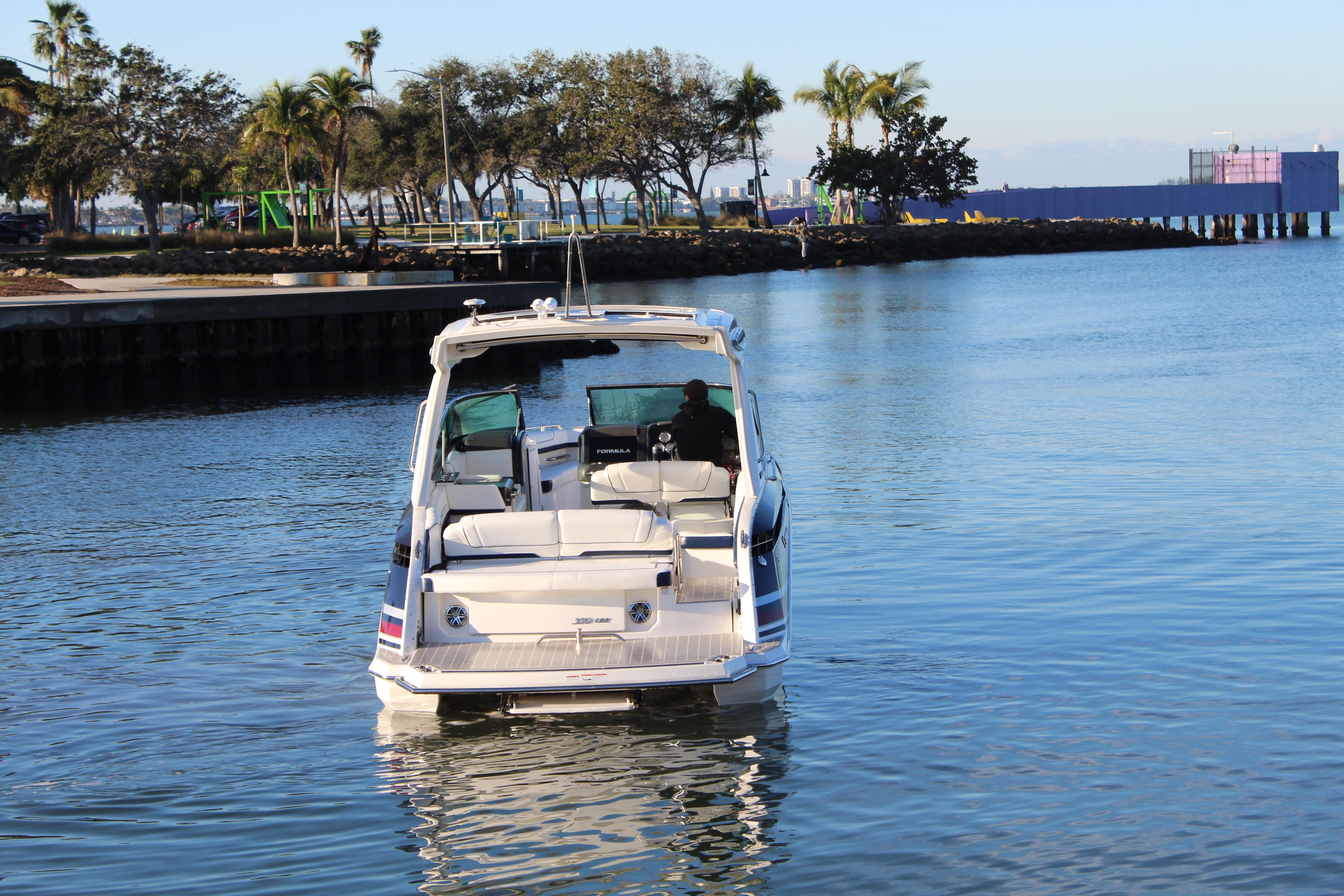 2021 Formula 330 Crossover Bowrider Express Cruiser for sale - YachtWorld