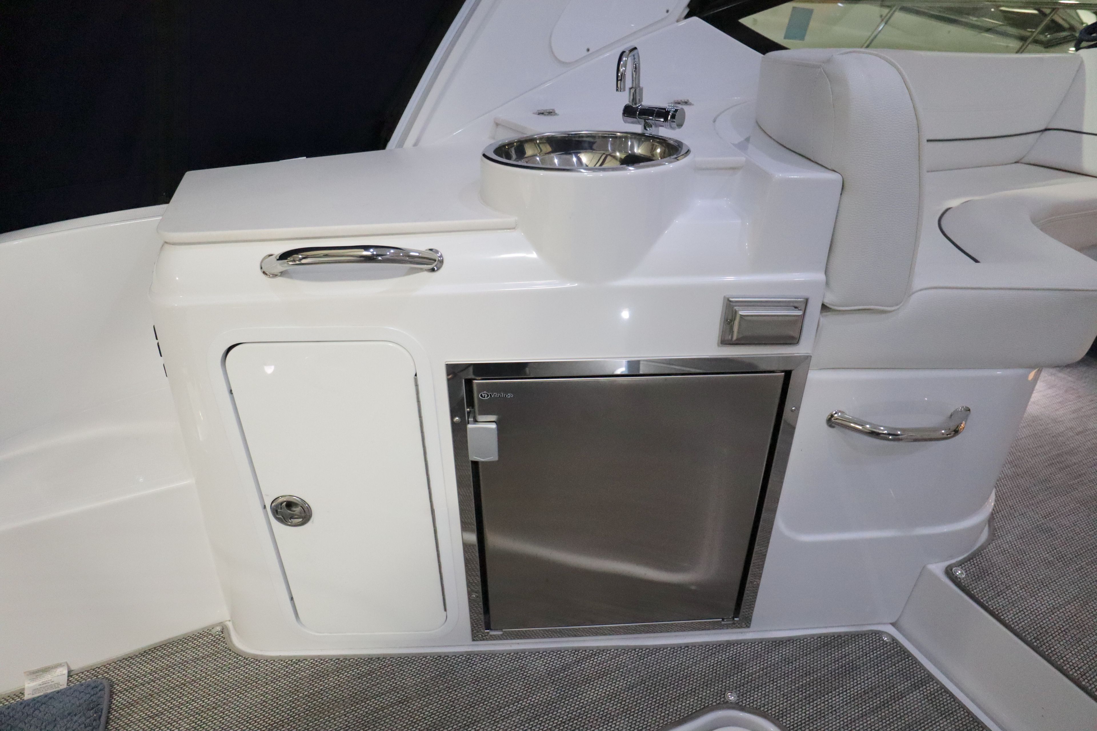 2017 Cruisers Yachts 35 Express - Weber Yachts