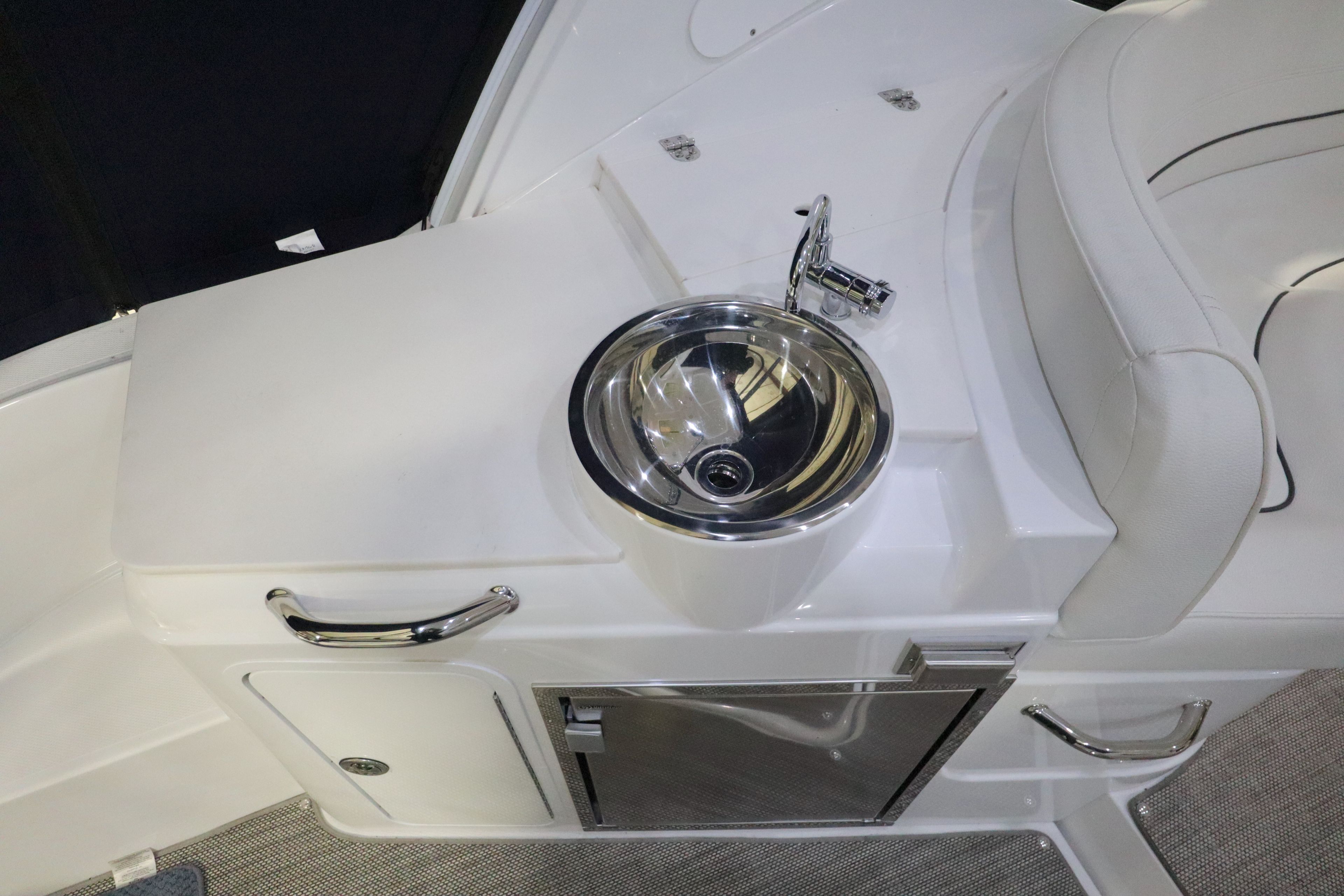 2017 Cruisers Yachts 35 Express - Weber Yachts