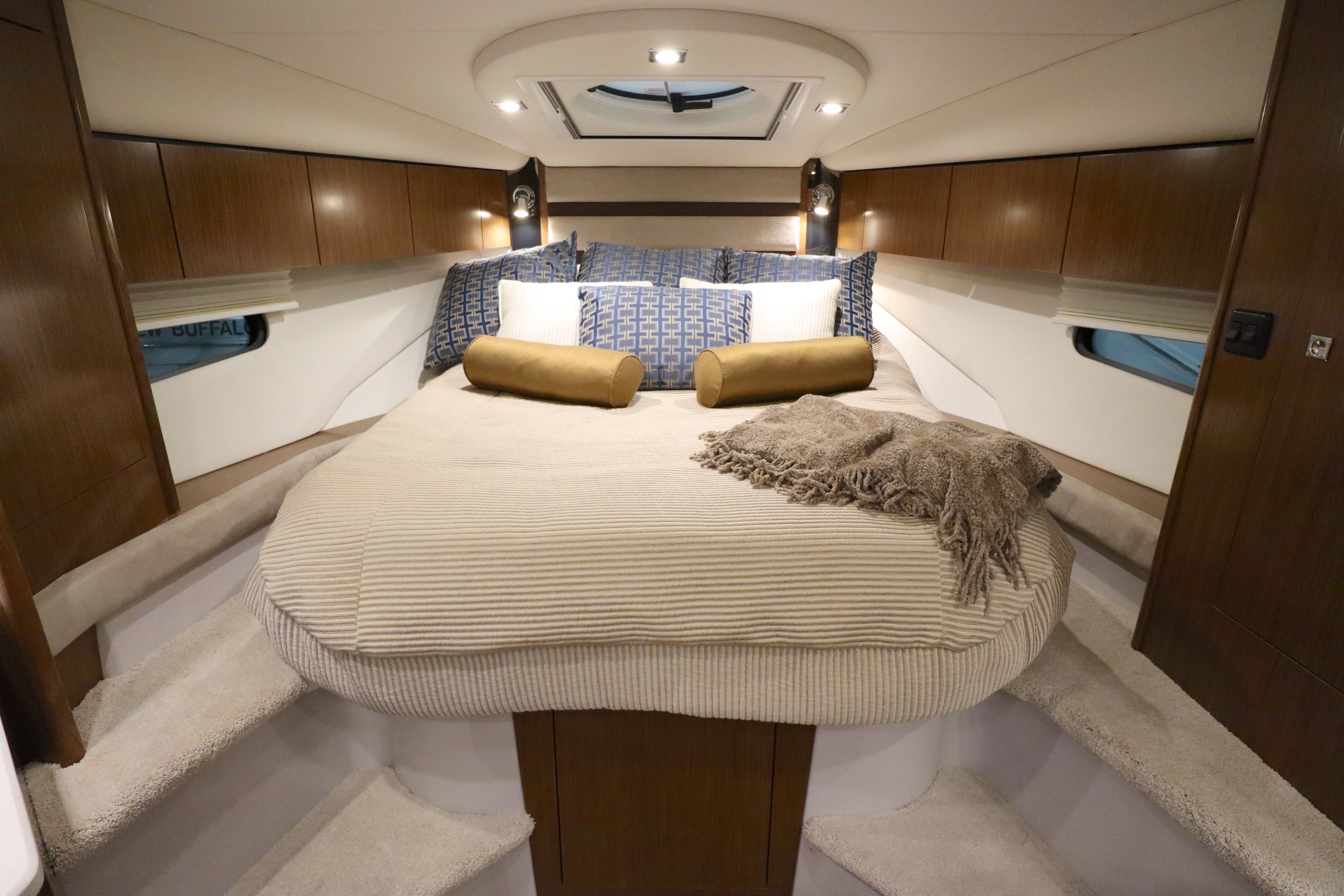 2017 Cruisers Yachts 35 Express - Weber Yachts