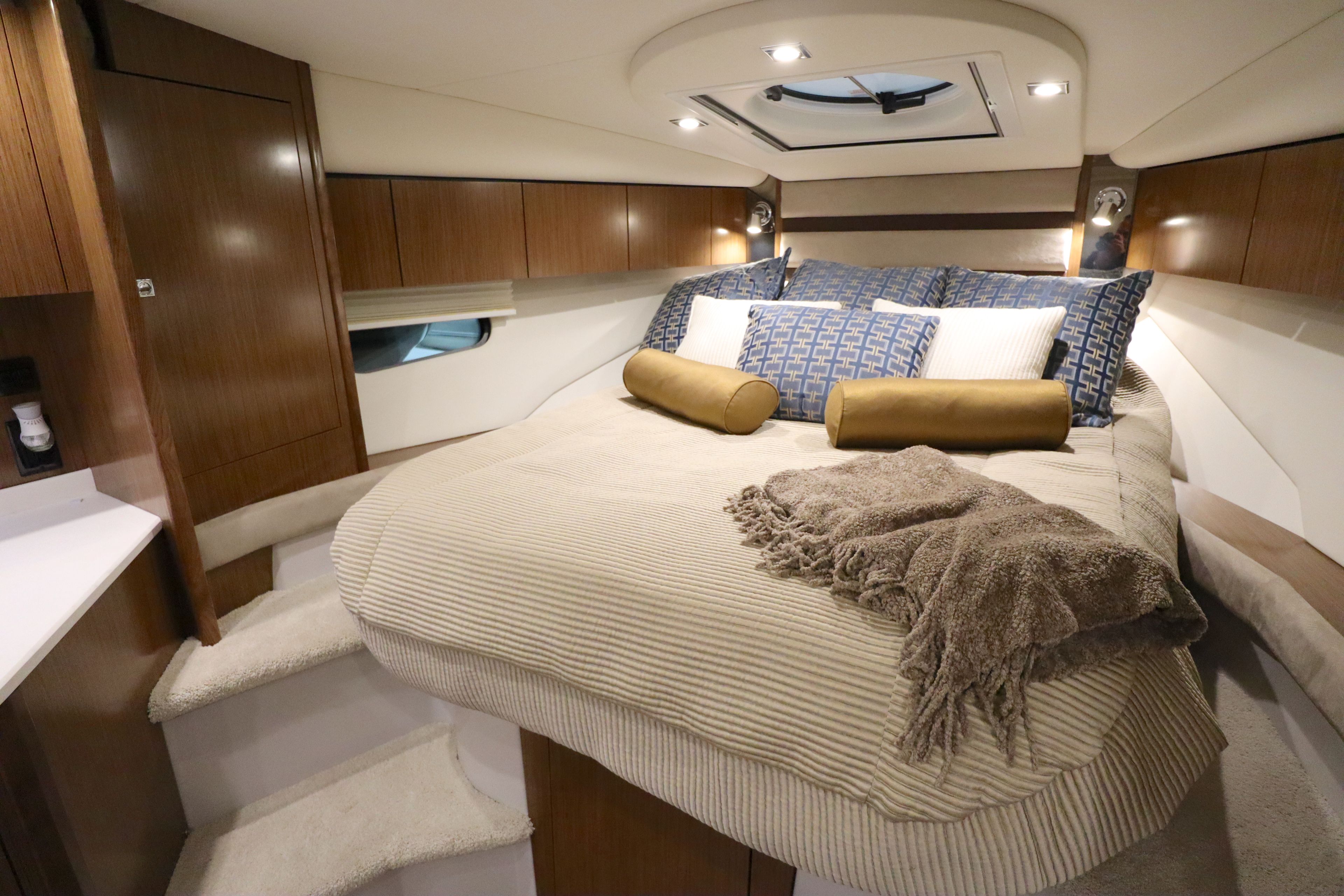 2017 Cruisers Yachts 35 Express - Weber Yachts