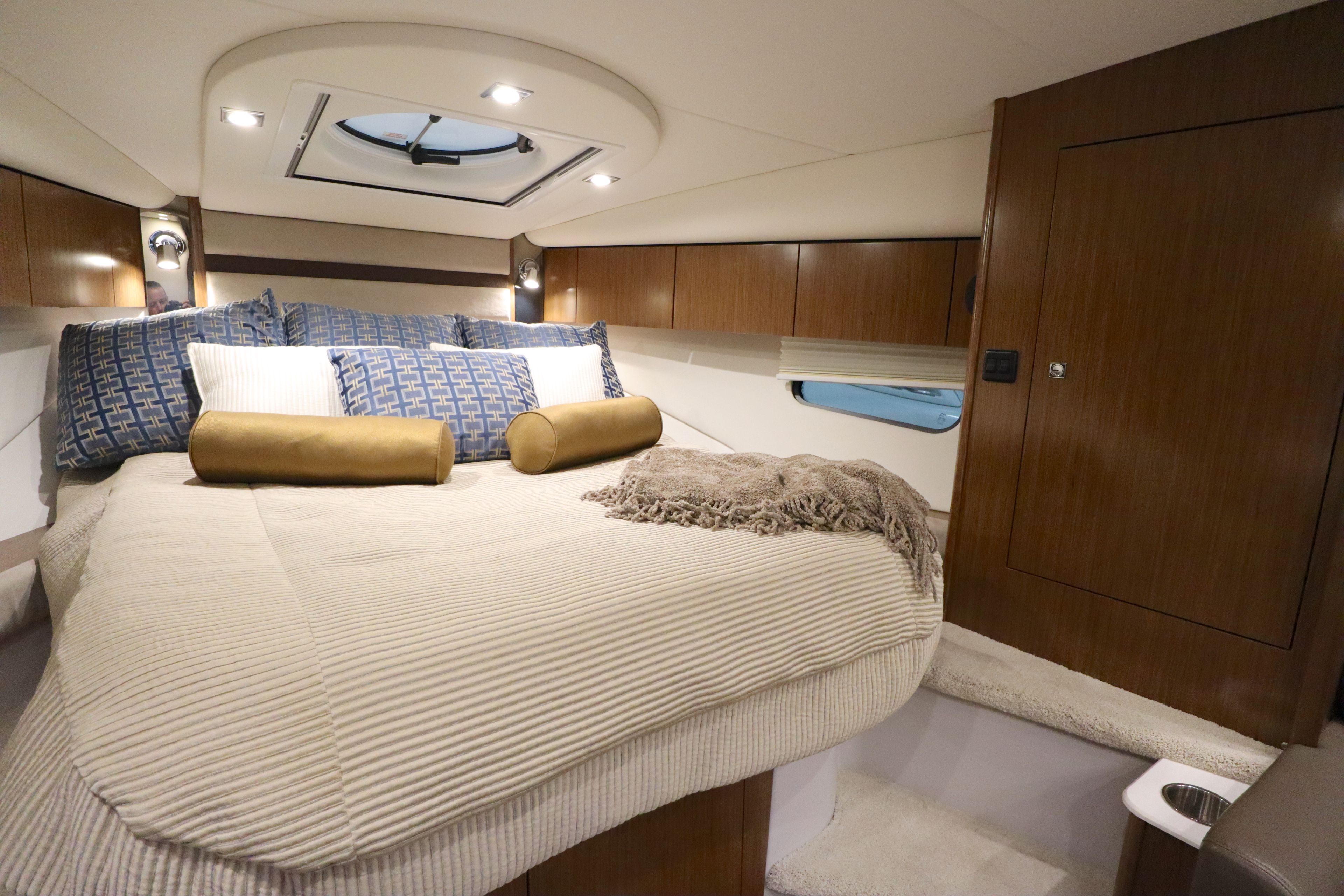 2017 Cruisers Yachts 35 Express - Weber Yachts