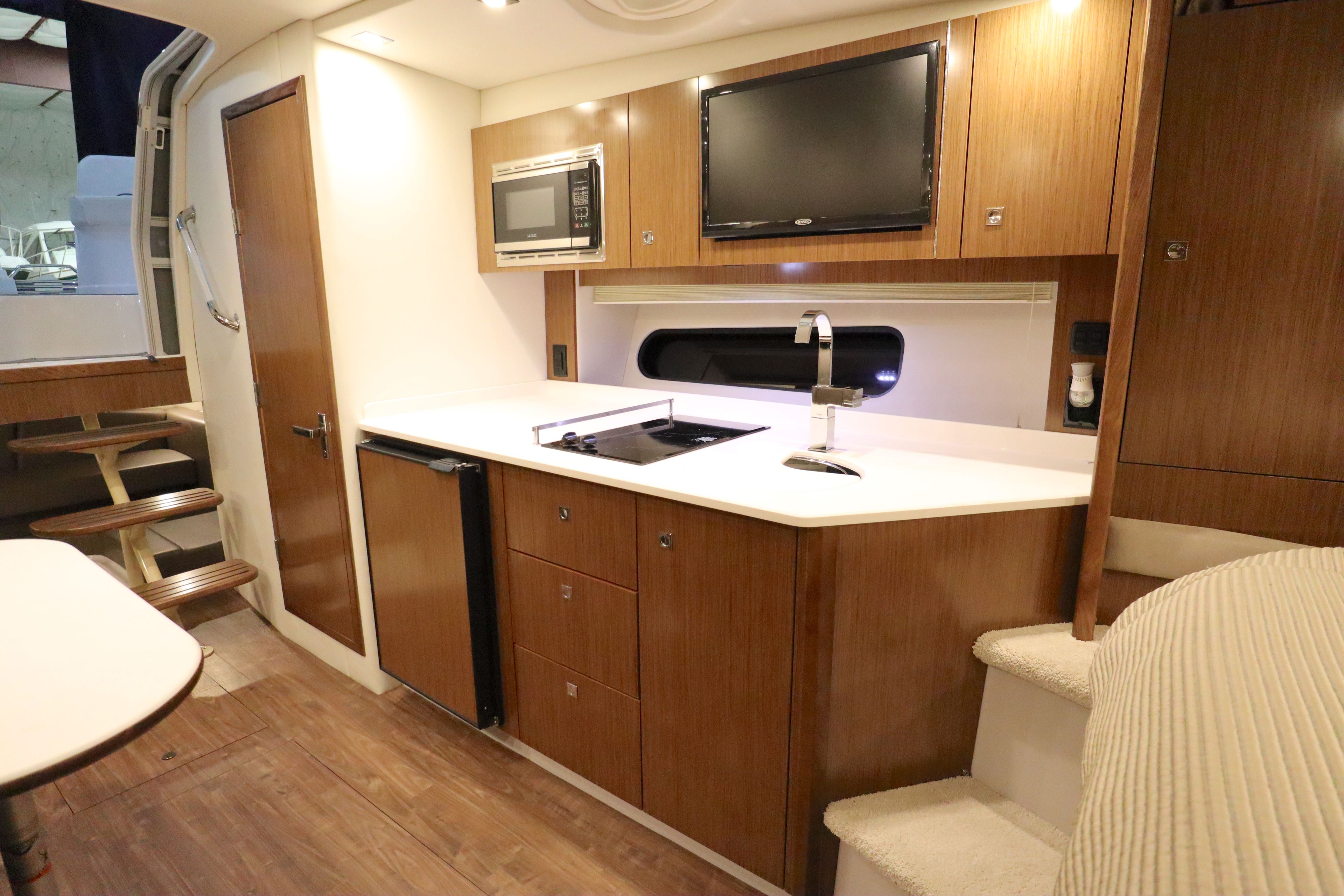 2017 Cruisers Yachts 35 Express - Weber Yachts