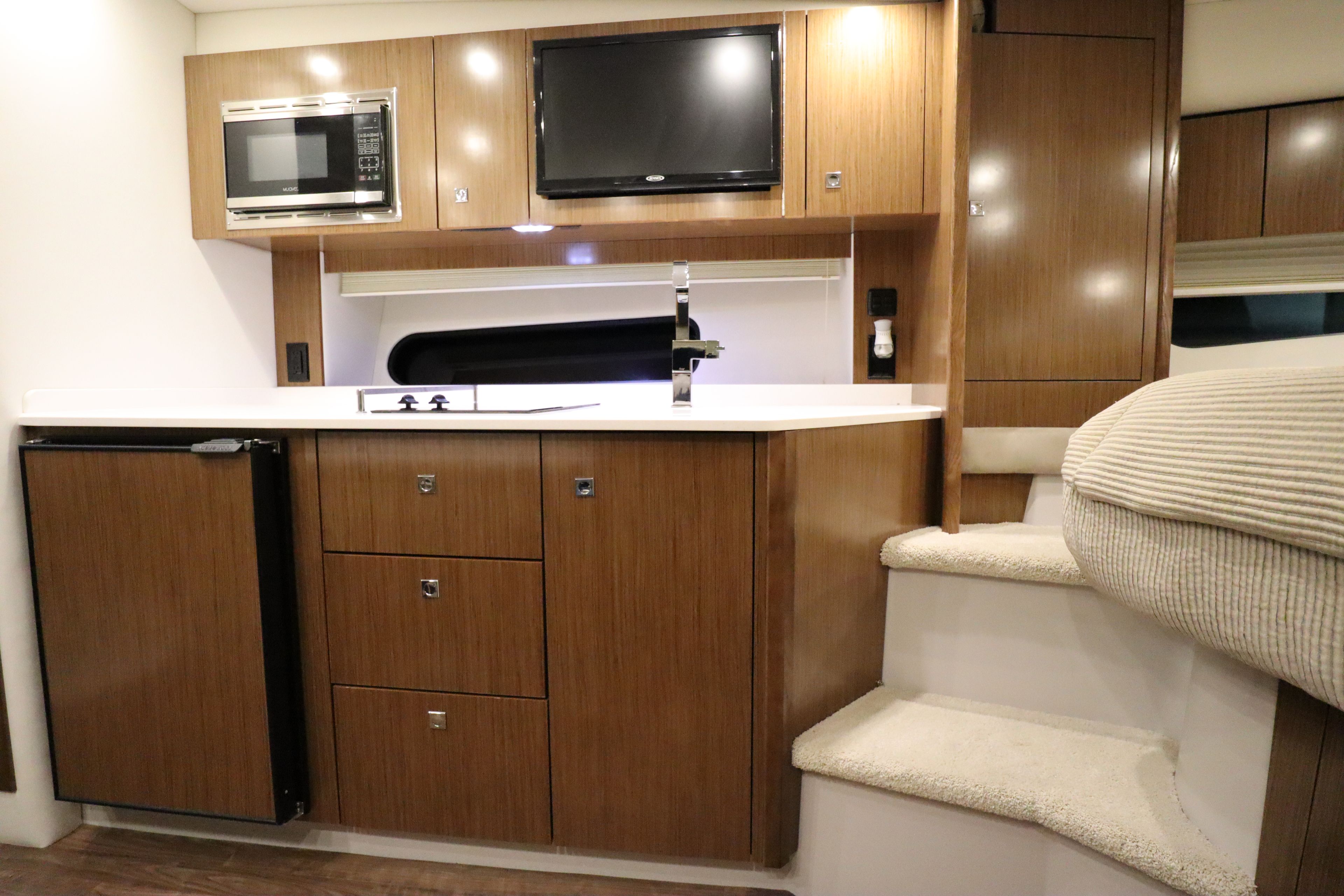 2017 Cruisers Yachts 35 Express - Weber Yachts