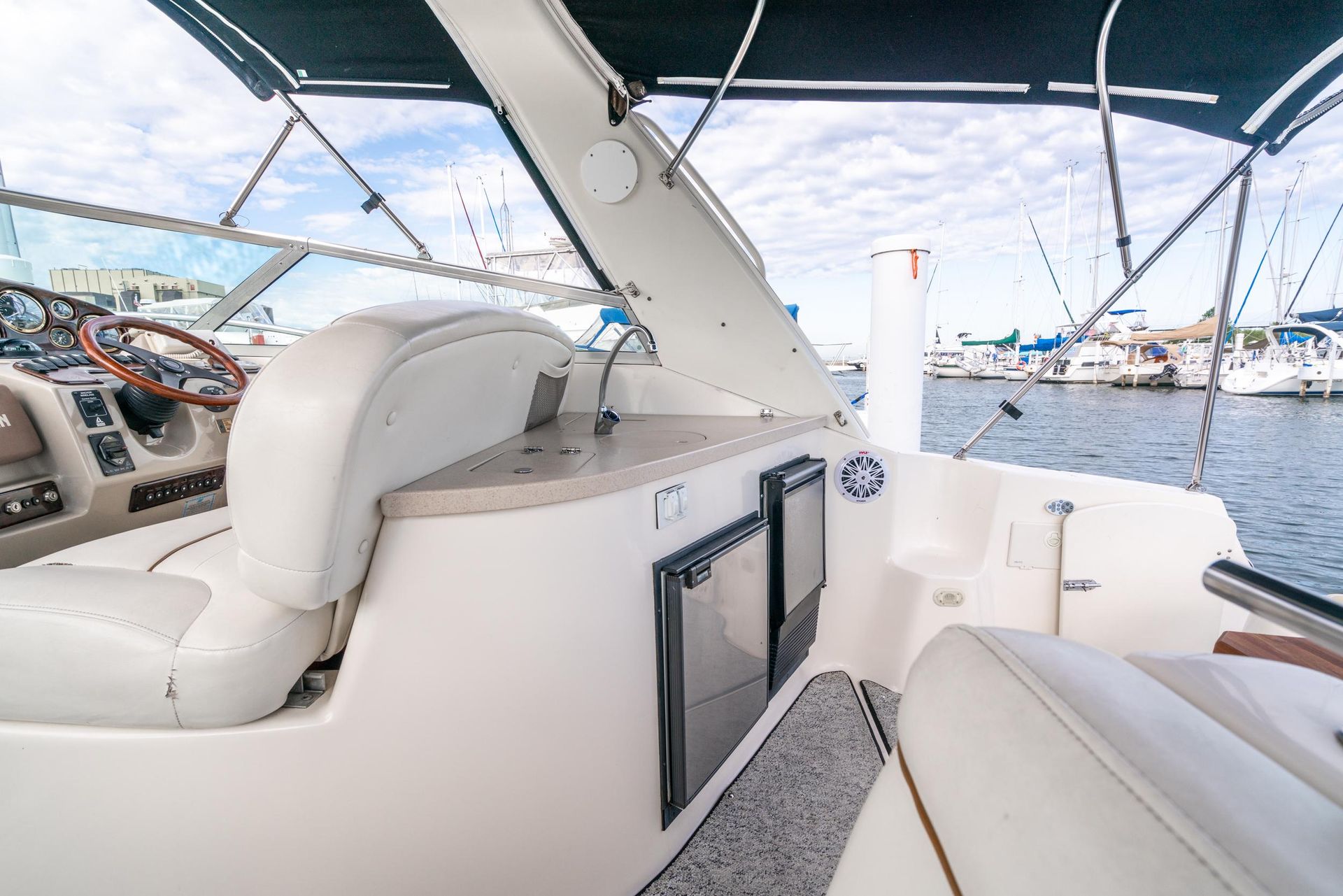 2002 Rinker 342 Fiesta Vee - Weber Yachts