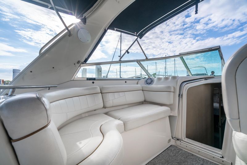 2002 Rinker 342 Fiesta Vee - Weber Yachts