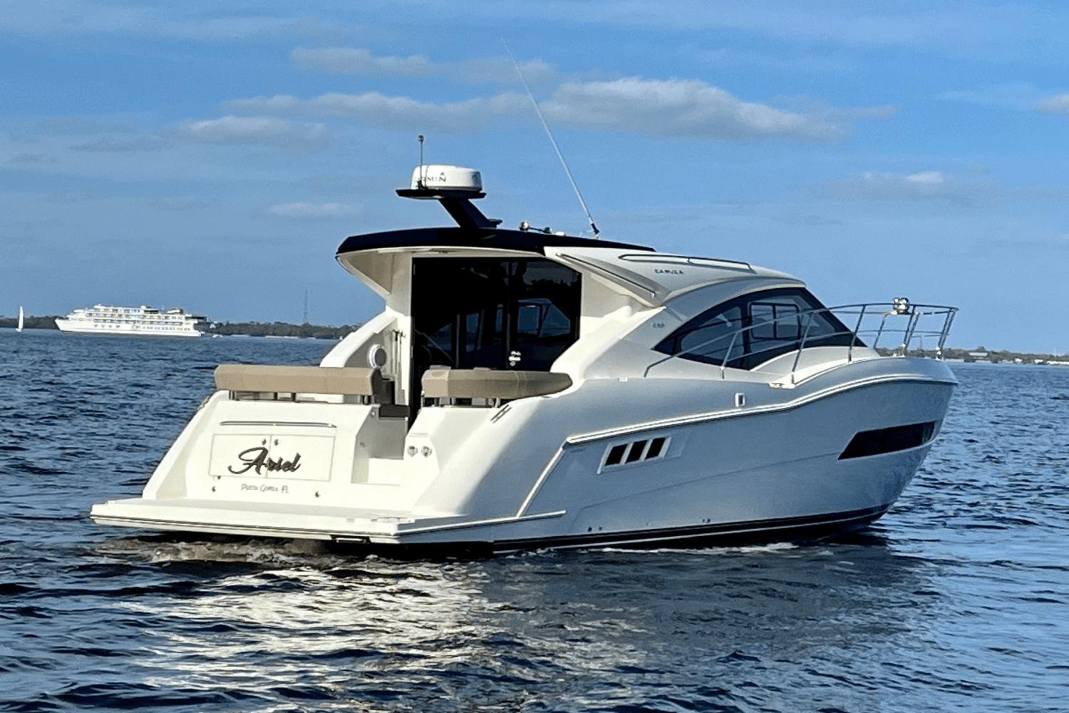 2019 Carver C37 Coupe Motor Yachts for sale - YachtWorld