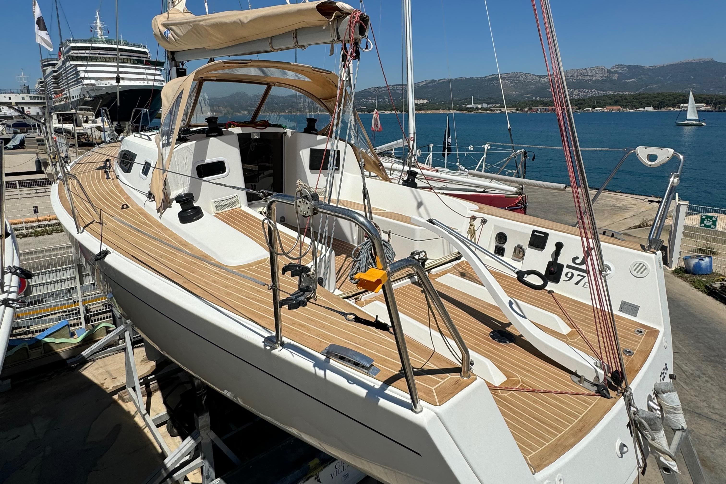 J-Composites J97e | 2019 | 32ft - 83 - Var | Boatshop24