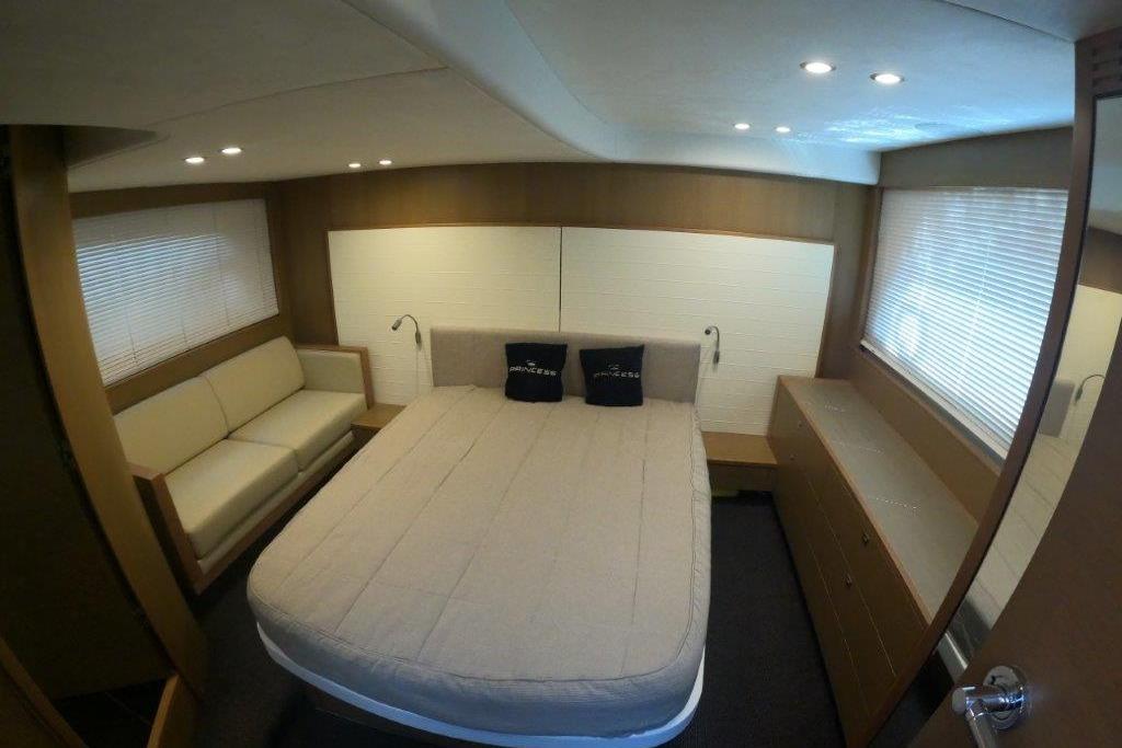 Tweedehands 2014 Princess V48 Deck Saloon (3. cabin layout) | YachtFocus