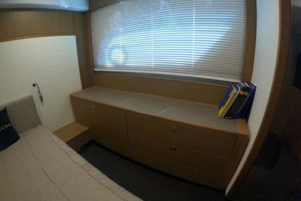 2014 Princess V48 Deck Saloon (3. cabin layout) Yacht a motore in ...