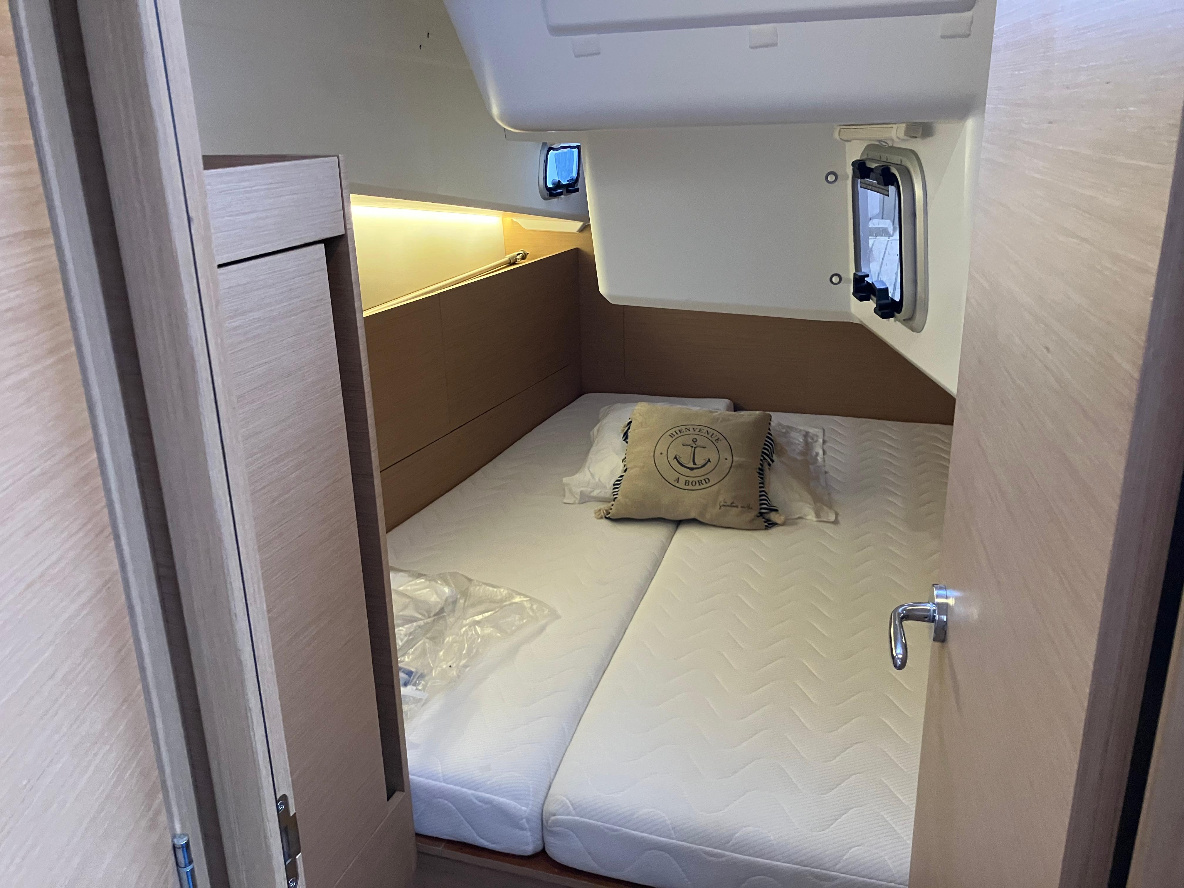 2020 Jeanneau Sun Odyssey 410 Sloop for sale - YachtWorld