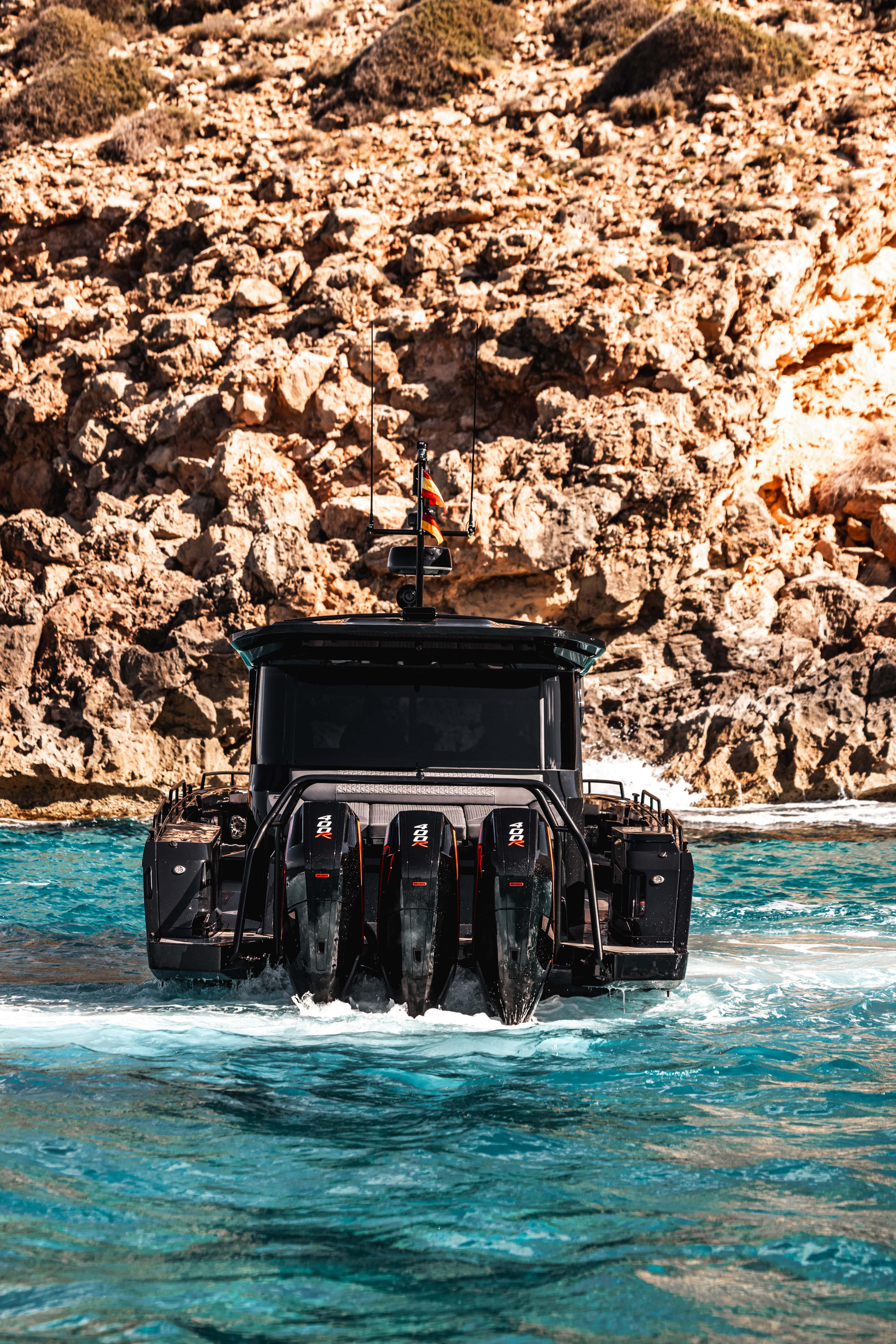 2025 BRABUS Shadow 1200 XC Cross Cabin Centre Console for sale - YachtWorld