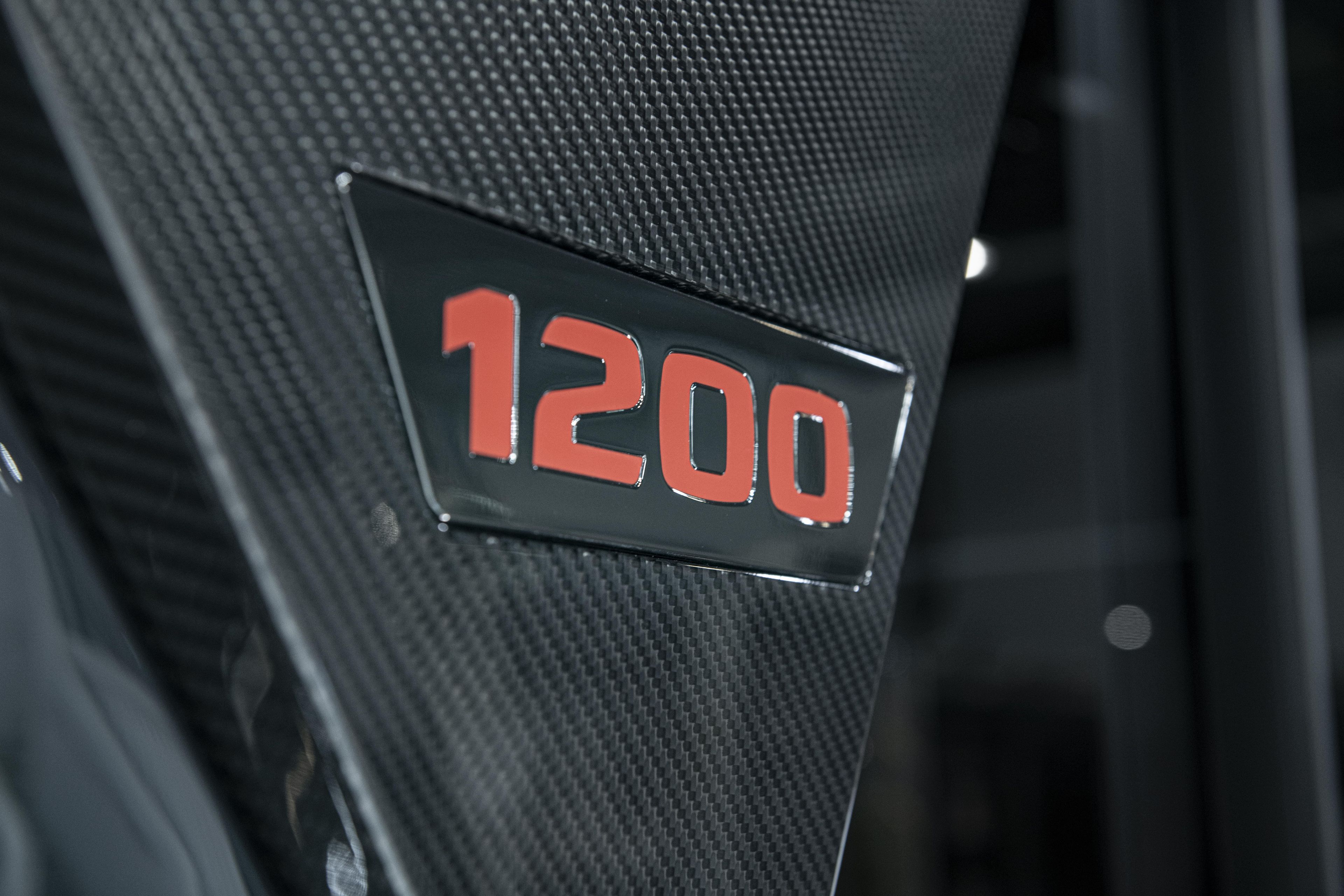 2025 BRABUS Shadow 1200 XC Cross Cabin Centre Console for sale - YachtWorld