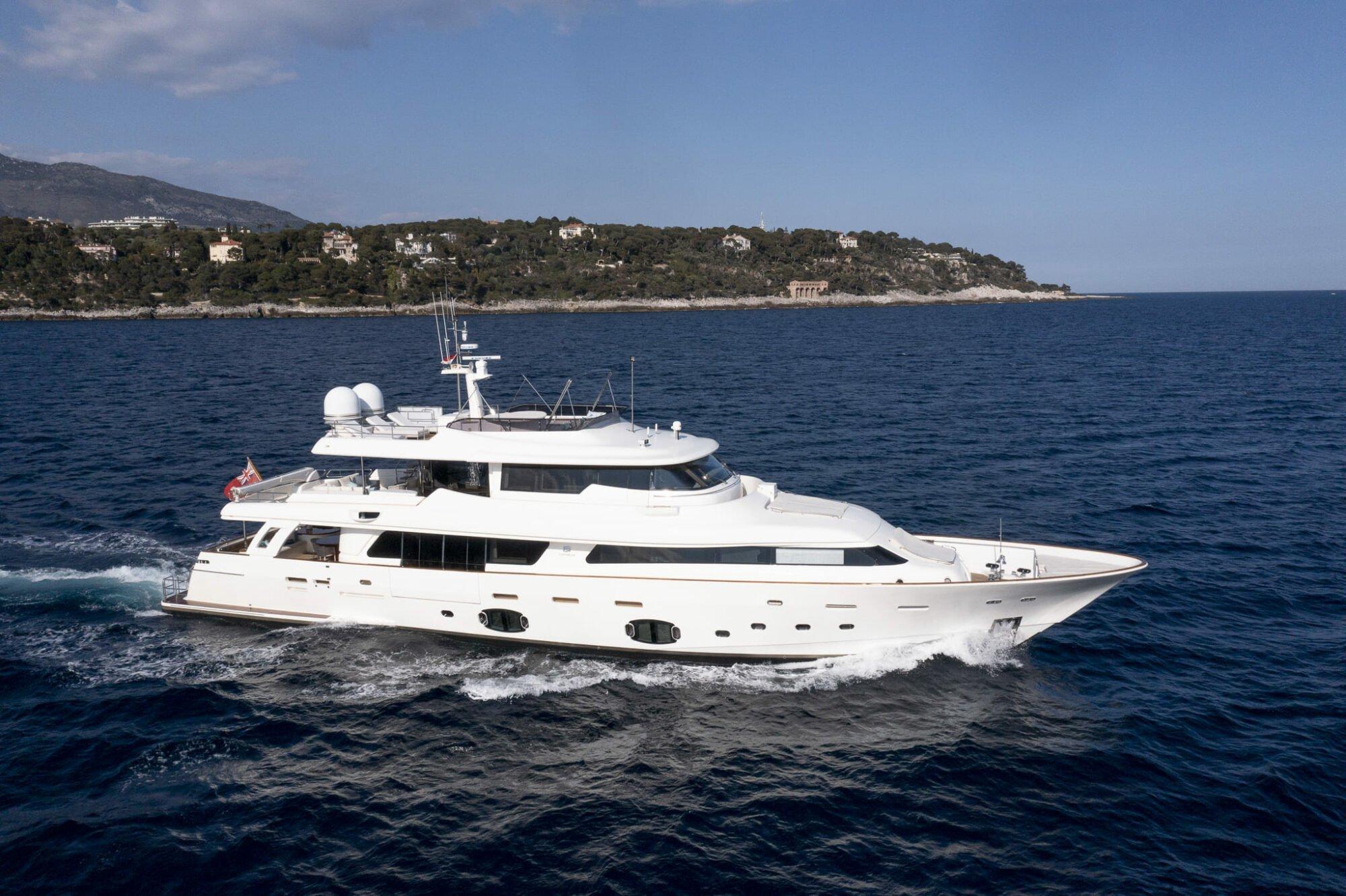 Used 2013 Custom Line Navetta 33 Crescendo - Roma | TopBoats