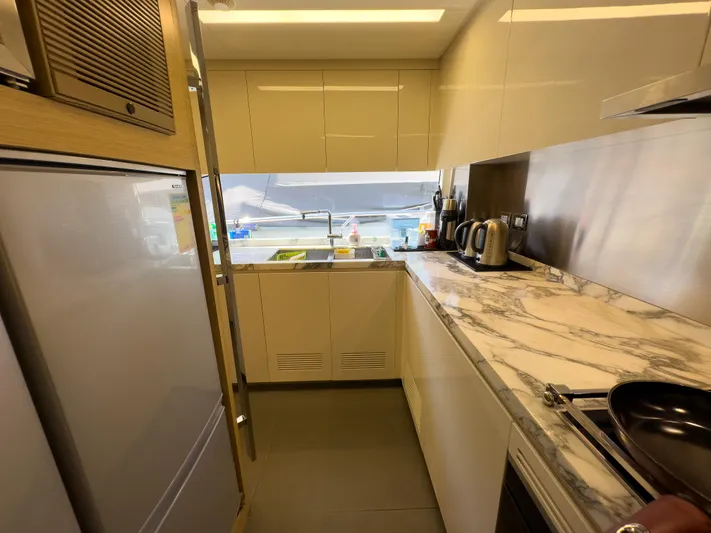 Yacht for Sale | 100 Azimut Yachts Hong Kong, Hong Kong | Denison Yacht ...