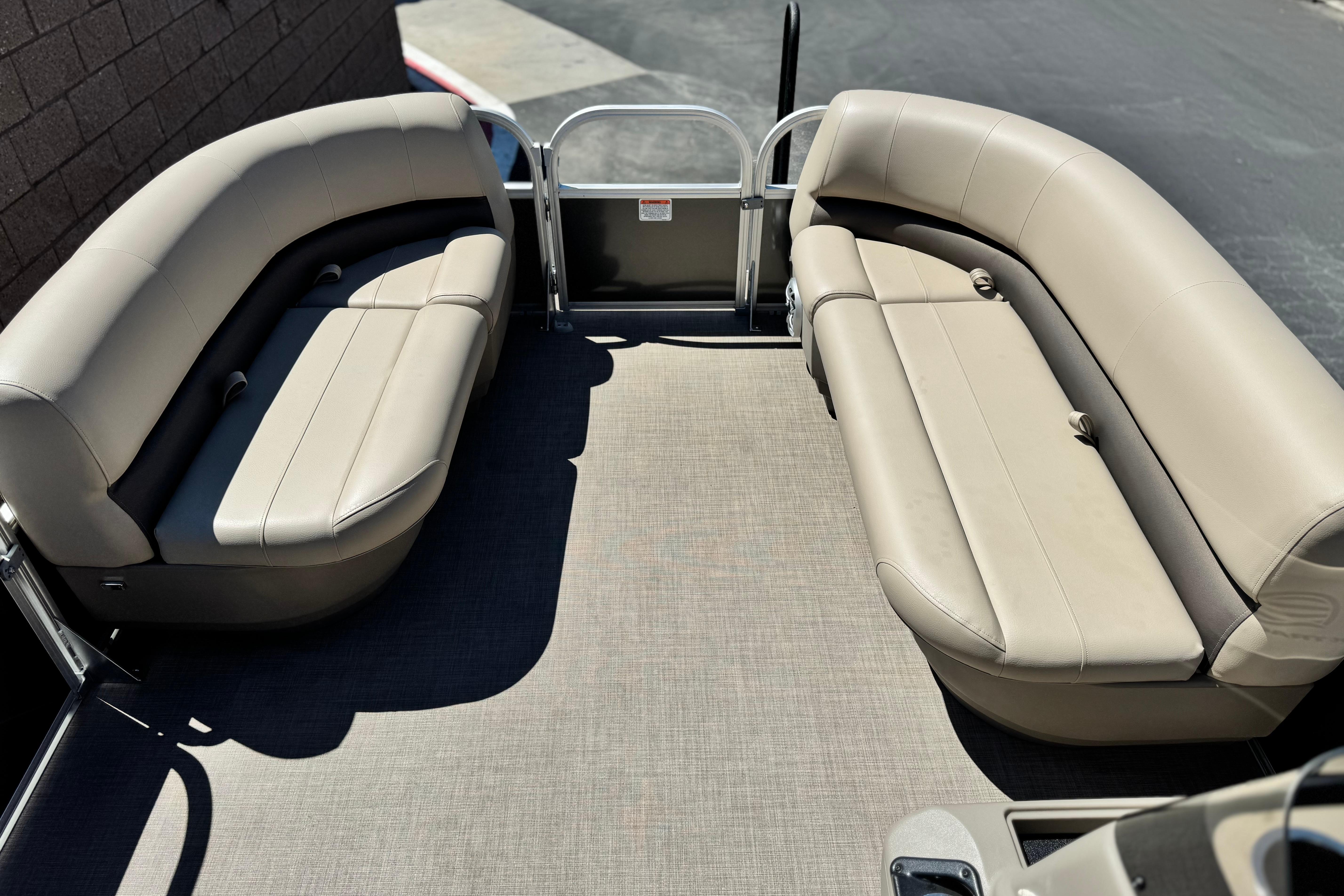 2025 Sun Tracker Party Barge 16 DLX Barcos pontón en venta - YachtWorld