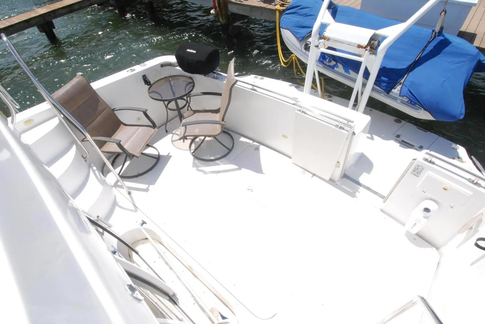 2002 Carver 564 COCKPIT Motor Yacht for sale - YachtWorld