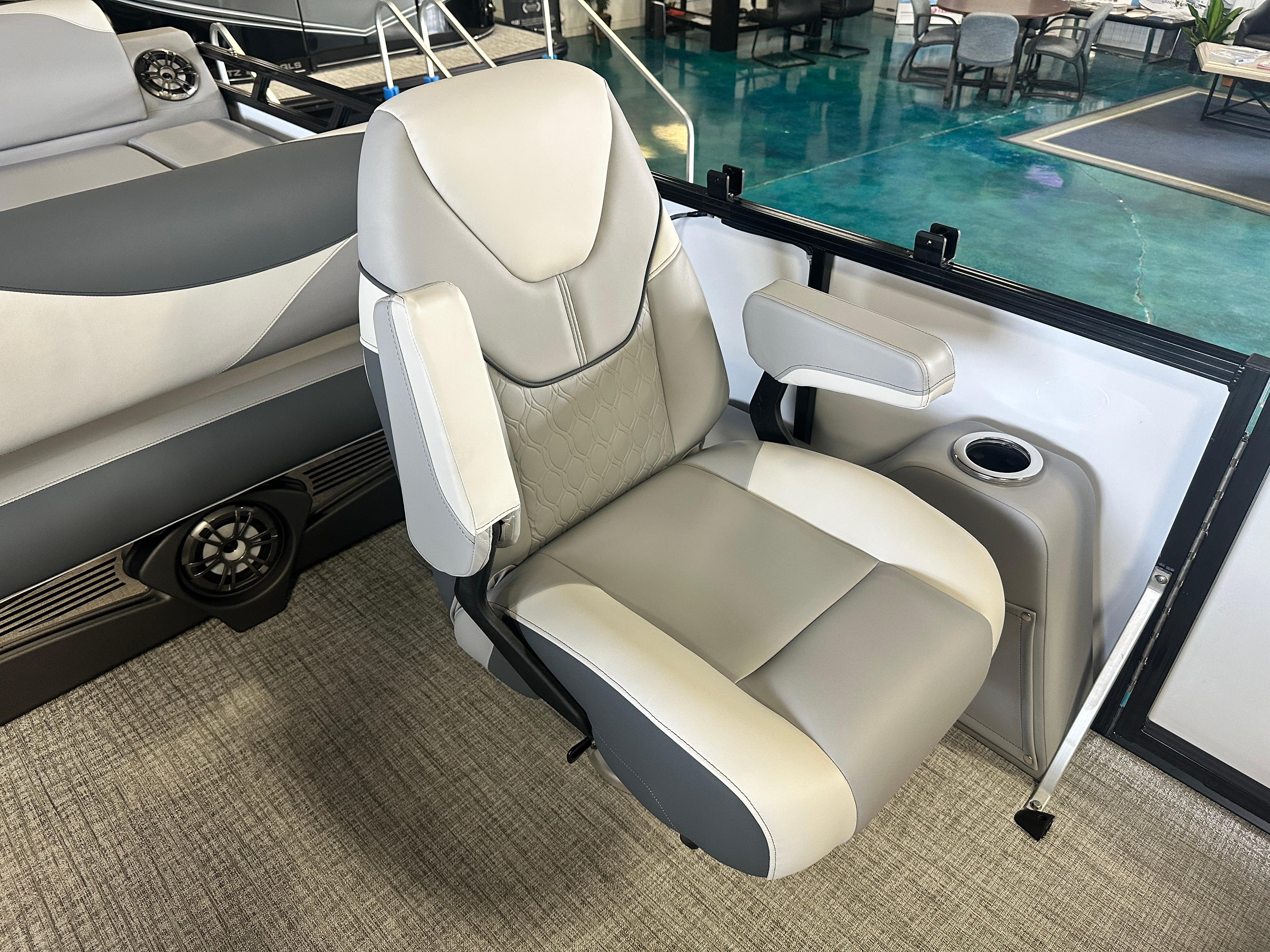 2024 Tahoe Pontoon LTZ Versatile Rear Lounger Pontoon for sale - YachtWorld
