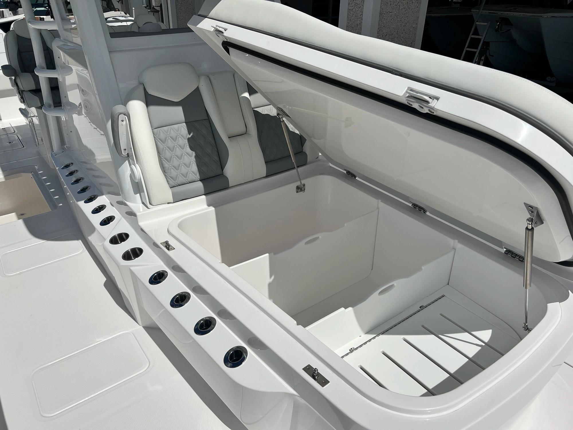 2025 Invincible 35 Catamaran Center Console for sale - YachtWorld